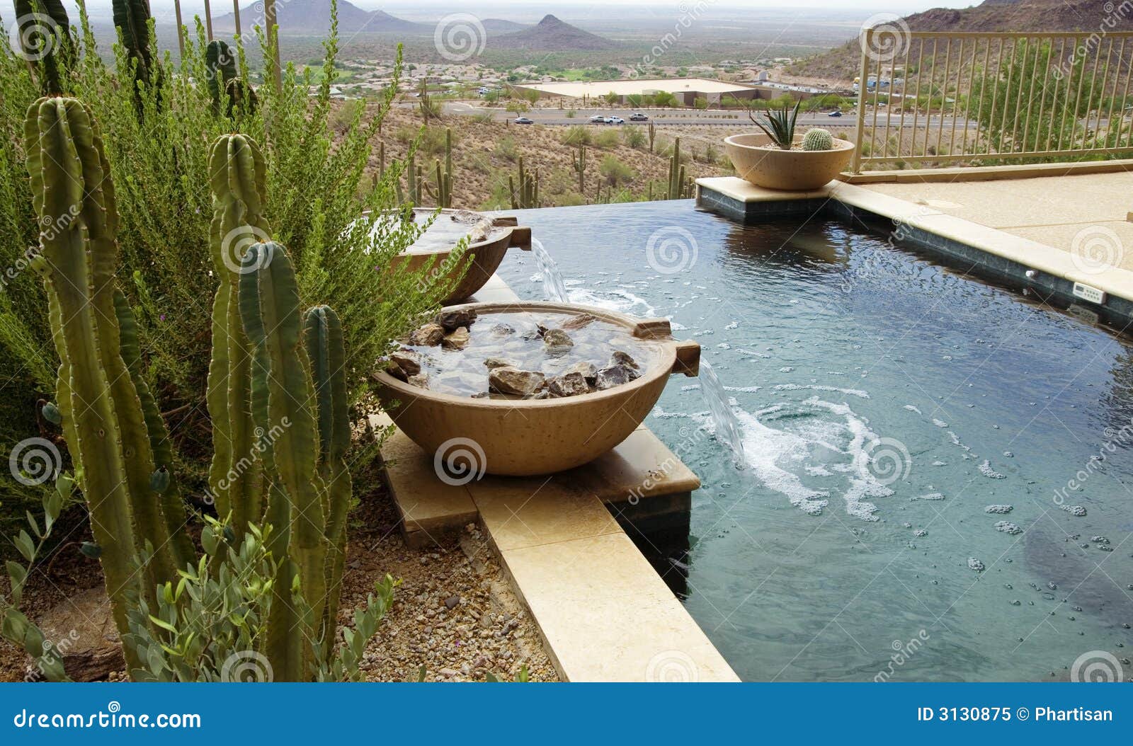 Belle piscine moderne image stock. Image du cascade, jardin - 3130875