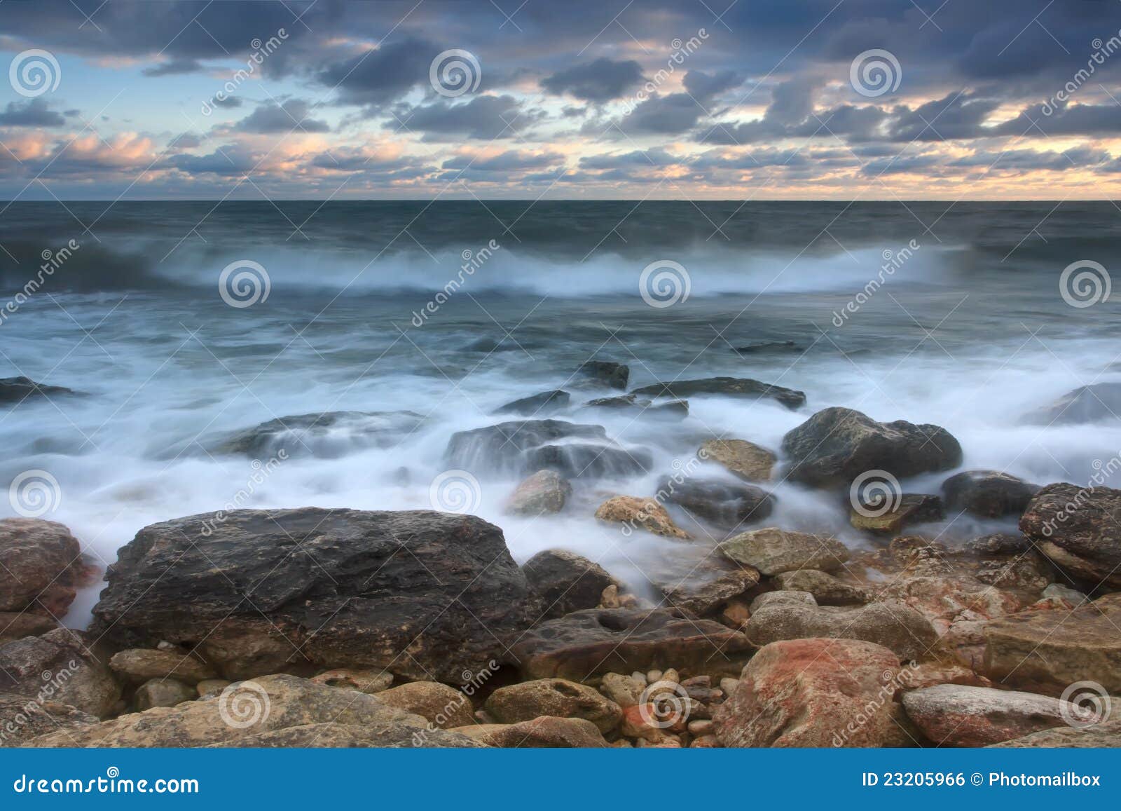 Belle Plage Rocheuse De Mer Au Coucher Du Soleil Photo stock - Image du ...