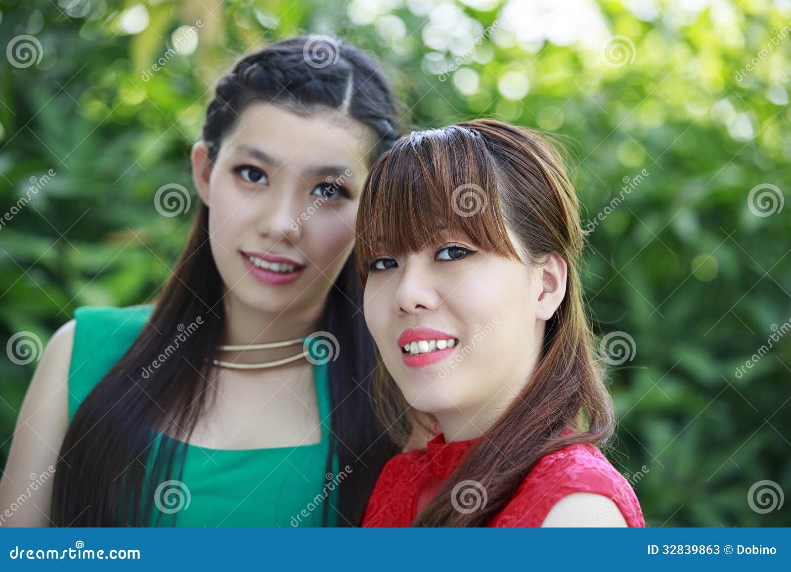 Belle ragazze asiatiche immagine stock. Immagine di esterno - 32839863