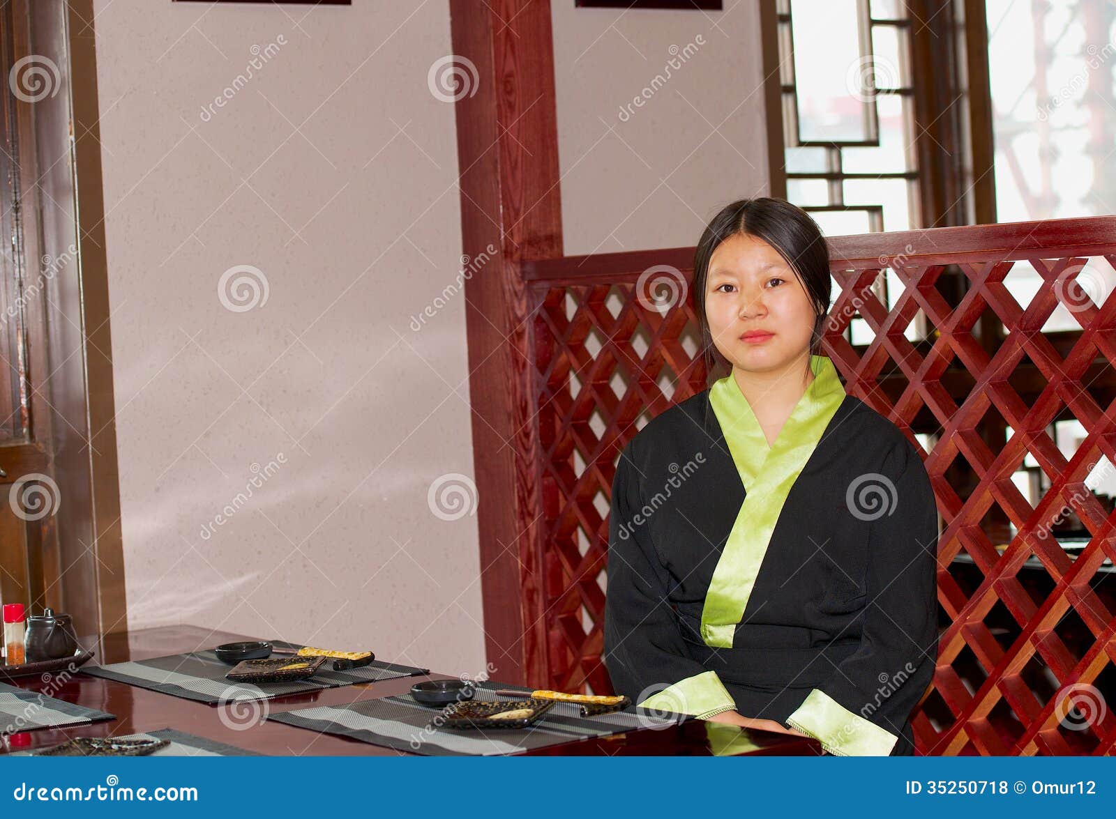 Belle Servante Dans La Robe De Japonais Photo stock - Image of registre ...