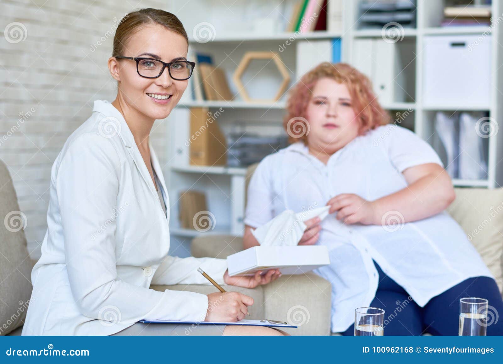 Belle Session De Posing during Therapy De Psychiatre Photo stock ...