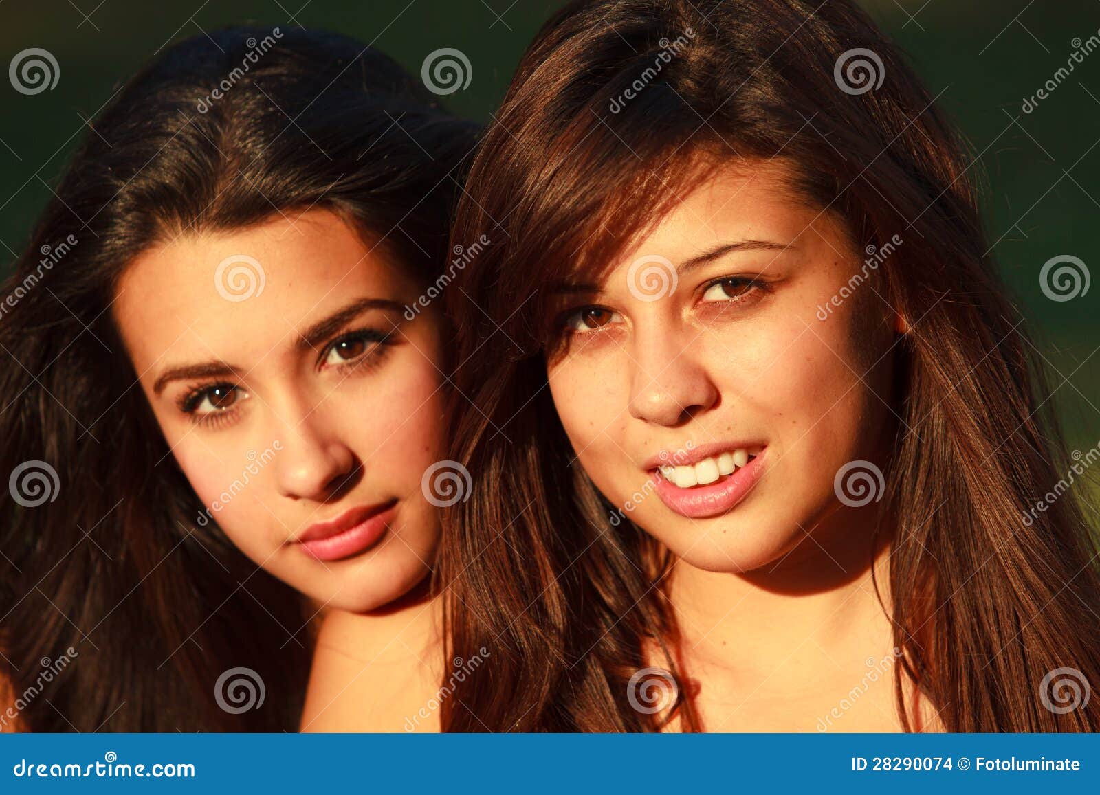 Belle Studentesse Di College Fotografia Stock - Immagine di brunetta ...