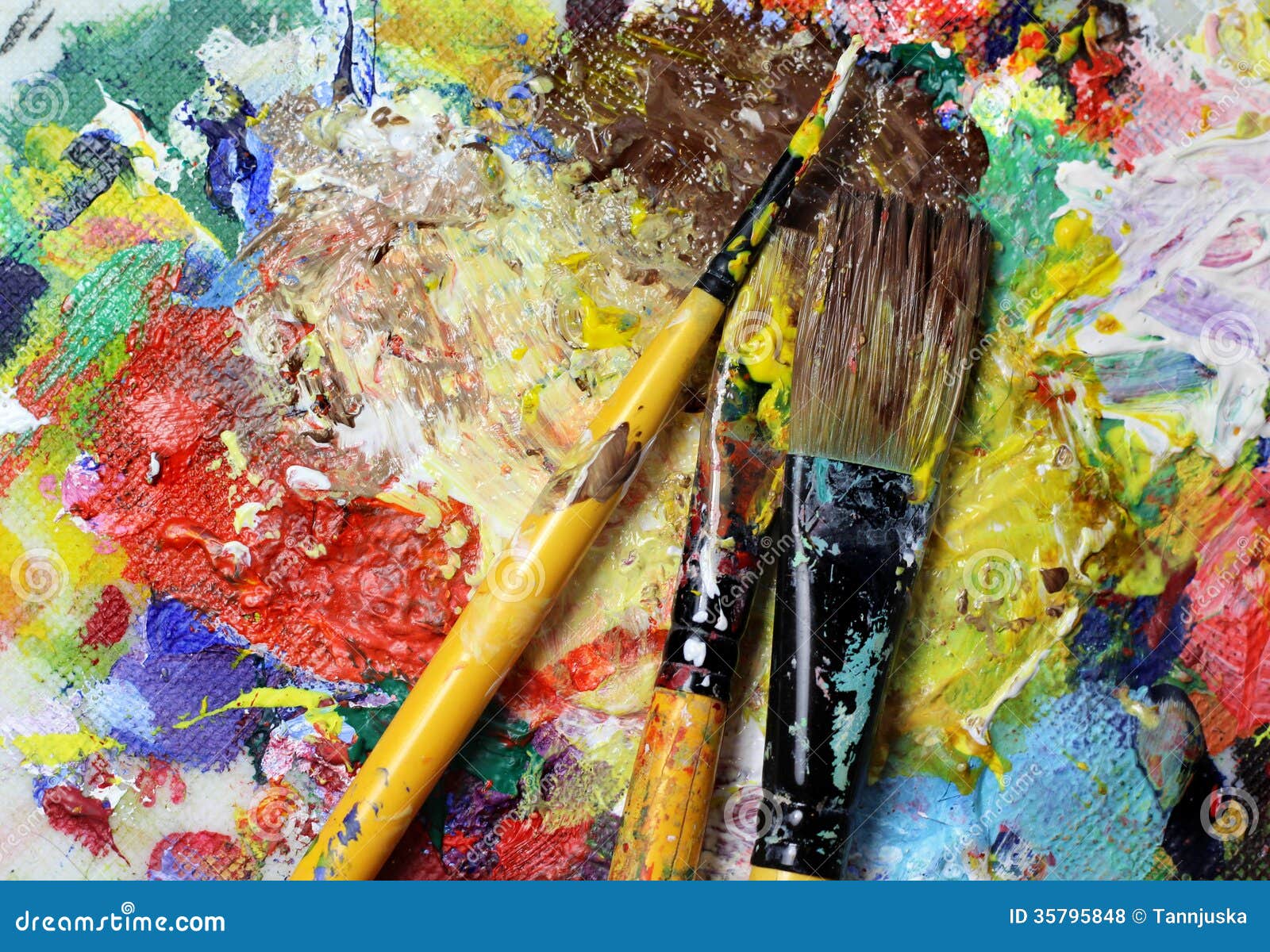 Belle Tavolozza Di Arte E Miscela Vive Dei Pennelli Fotografia Stock ...