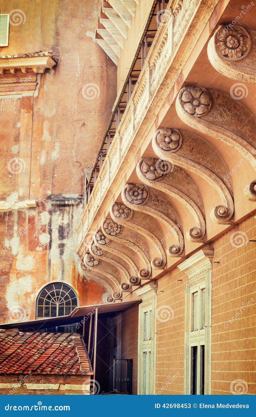 Belle Vecchie Finestre a Roma (Italia) Immagine Stock - Immagine di ...