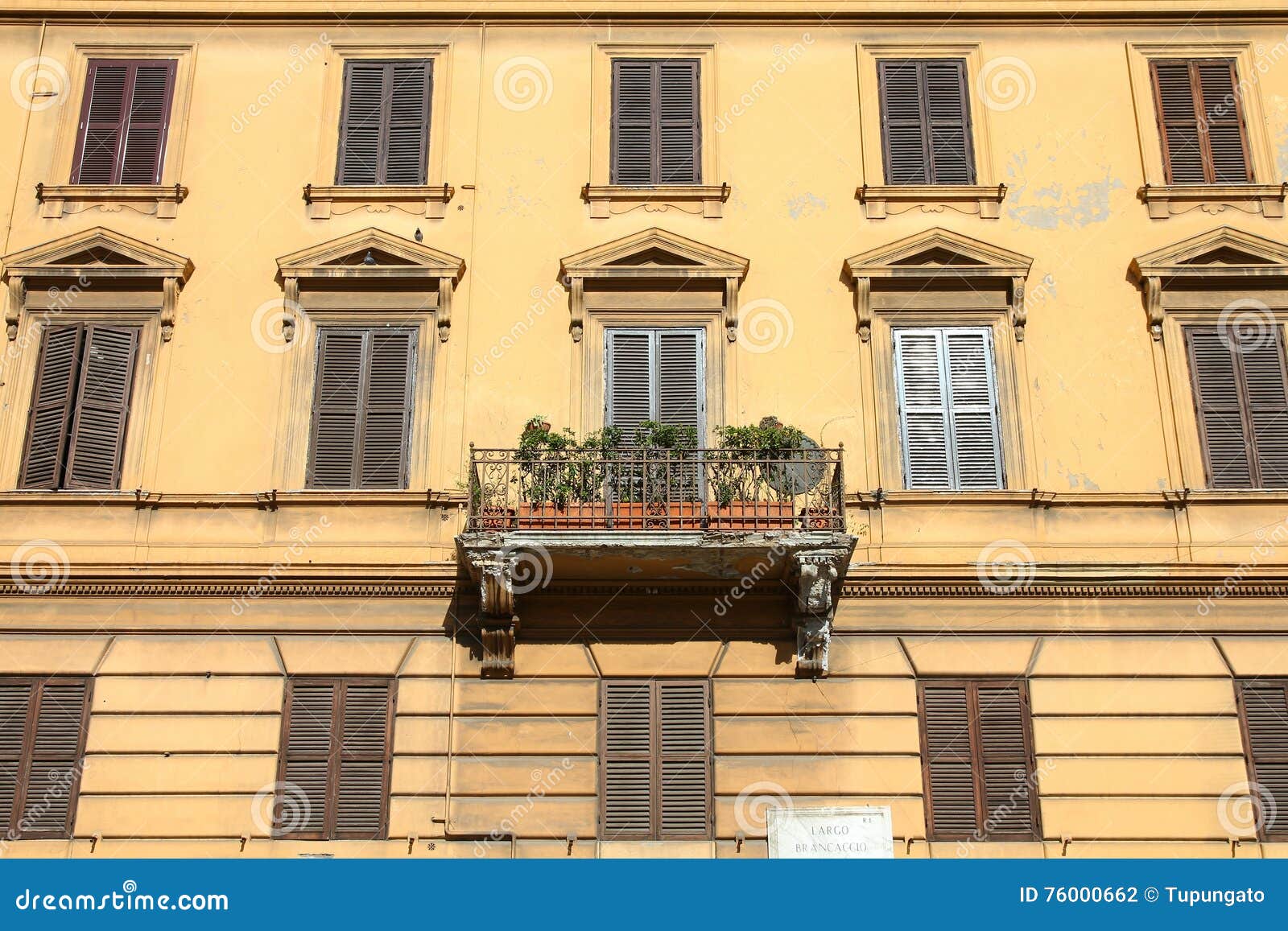 Belle Vecchie Finestre a Roma (Italia) Fotografia Stock - Immagine di ...