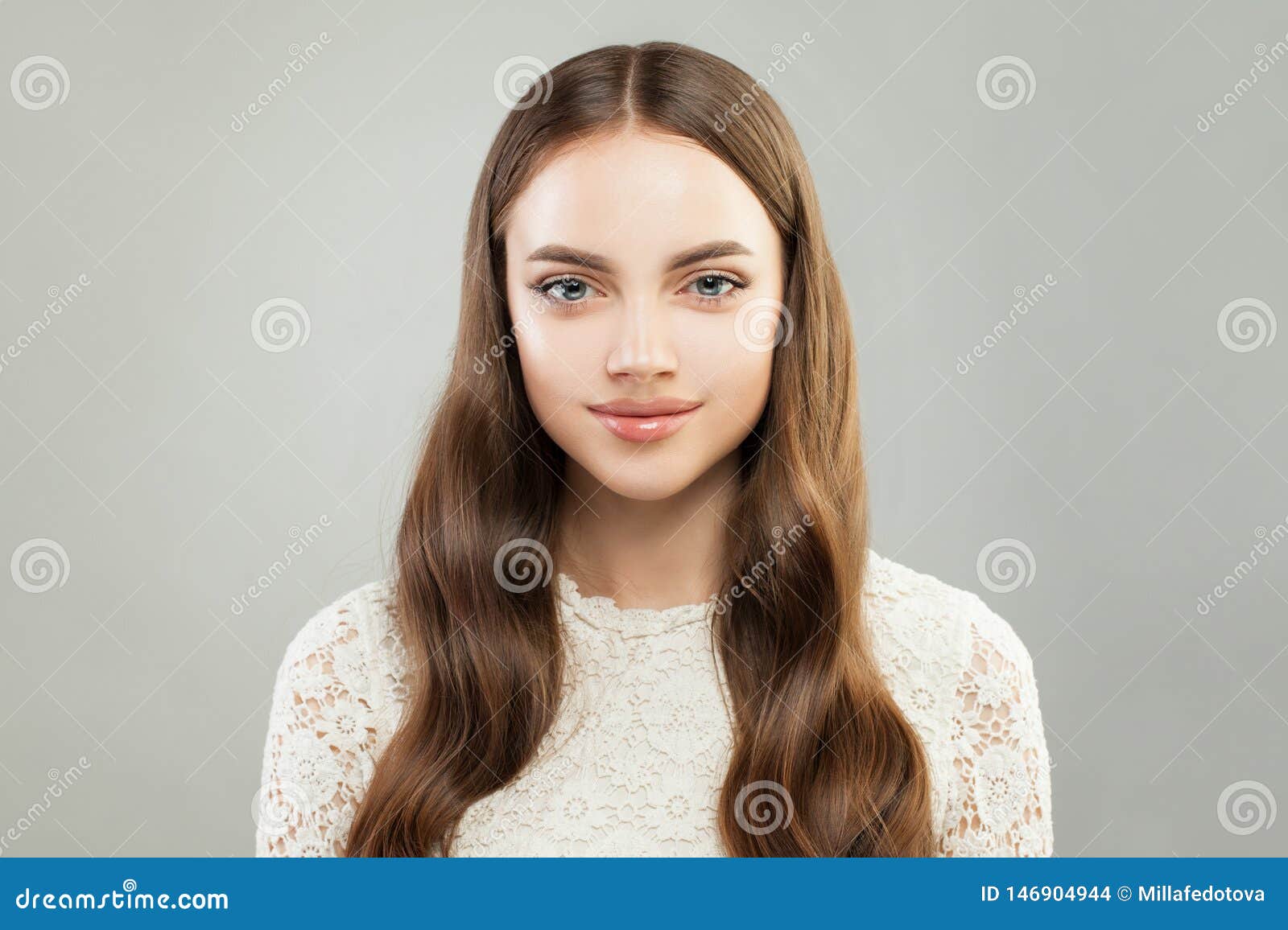 Belle Verticale De Jeune Femme Joli Sourire De Fille Photo Stock