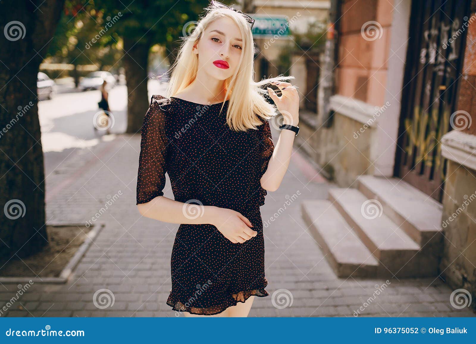 Belles filles sur la rue photo stock. Image du modèle - 96375052