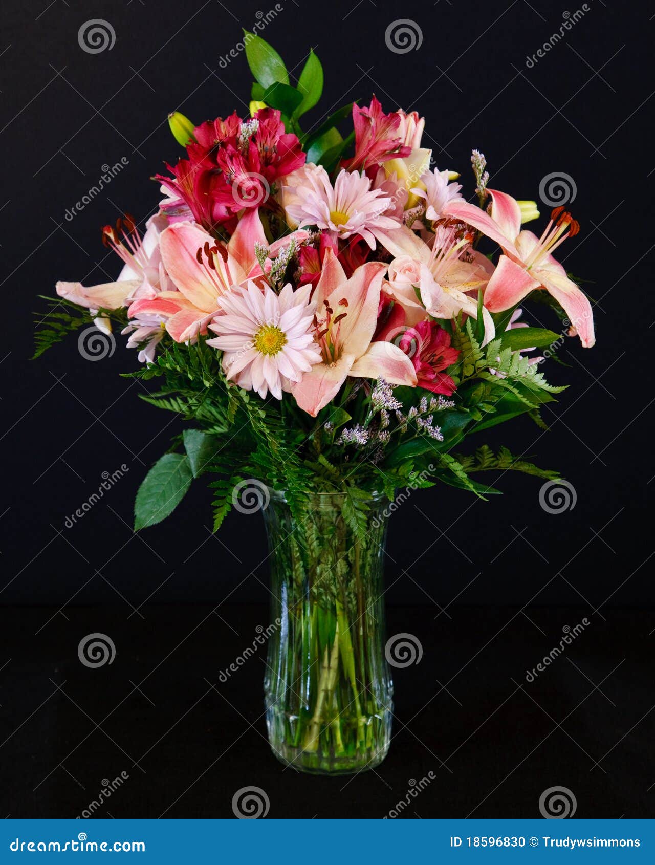 Belles Fleurs Roses Et Rouges Dans Un Vase Photo stock - Image du lames ...