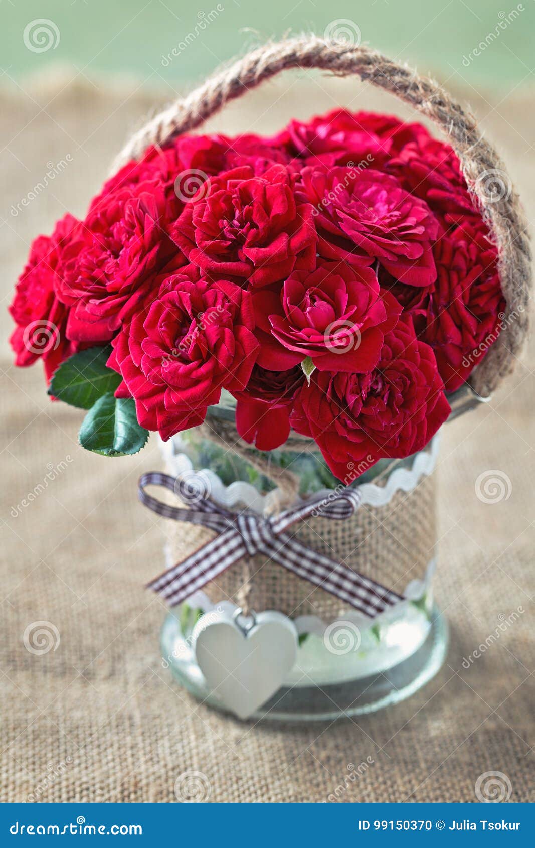 Belles roses rouges photo stock. Image du carte, floraison - 99150370