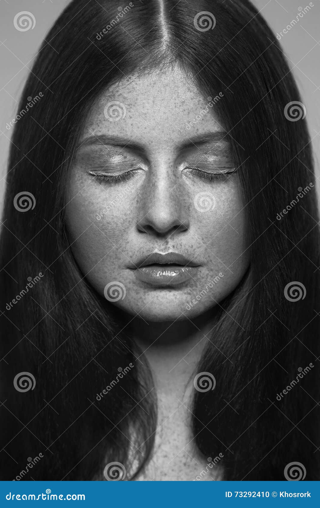 Belleza Blanco Y Negro Con Las Pecas Foto de archivo - Imagen de ...