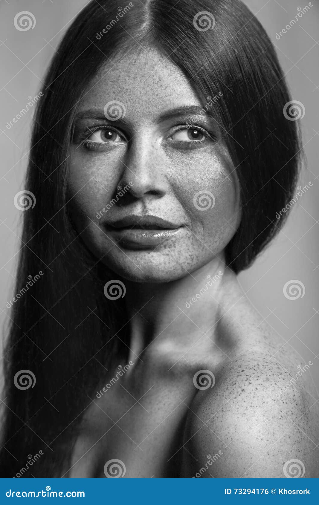 Belleza Blanco Y Negro Con Las Pecas Foto de archivo - Imagen de pelo ...