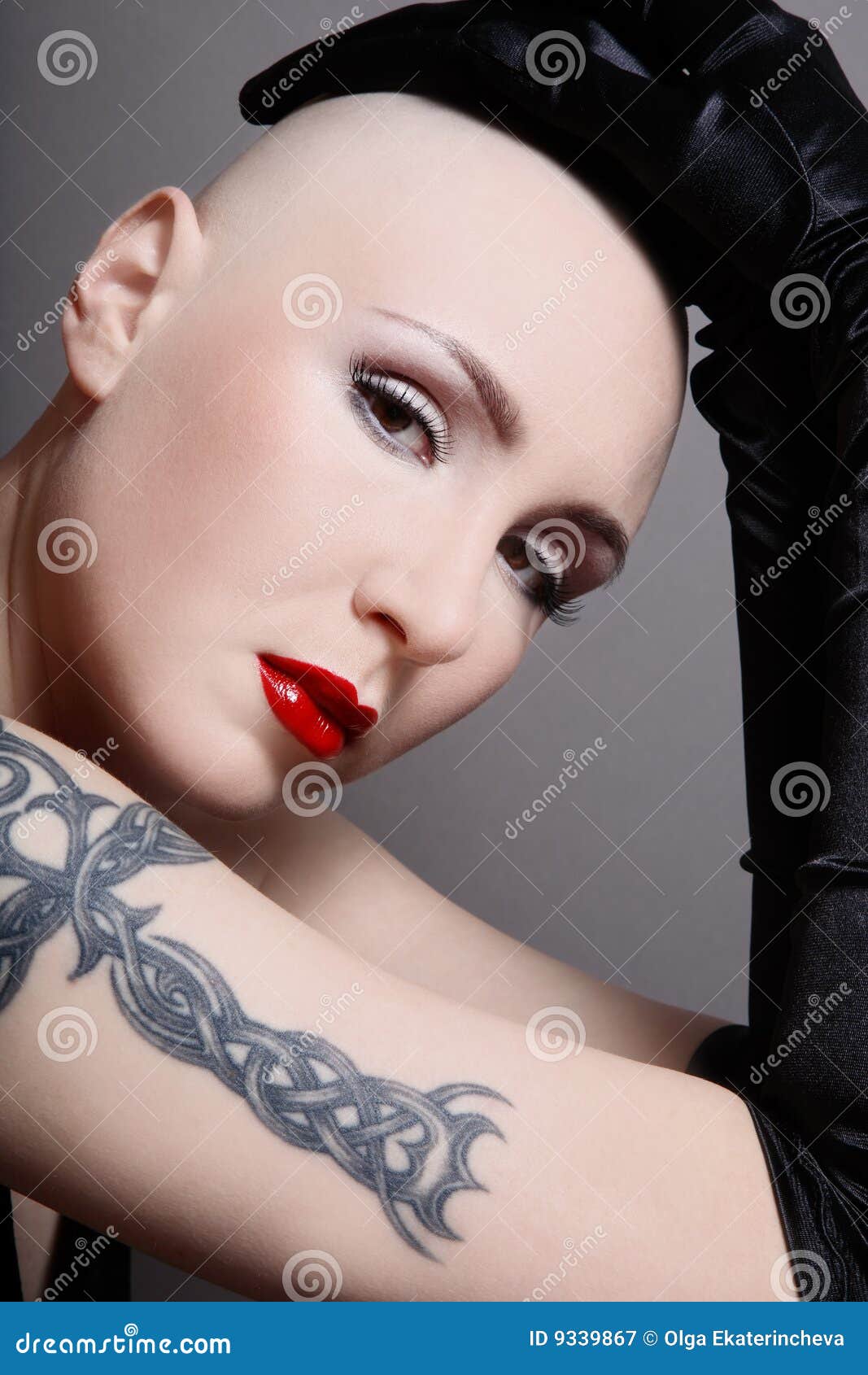 Belleza del cabeza rapada imagen de archivo. Imagen de radiante - 9339867