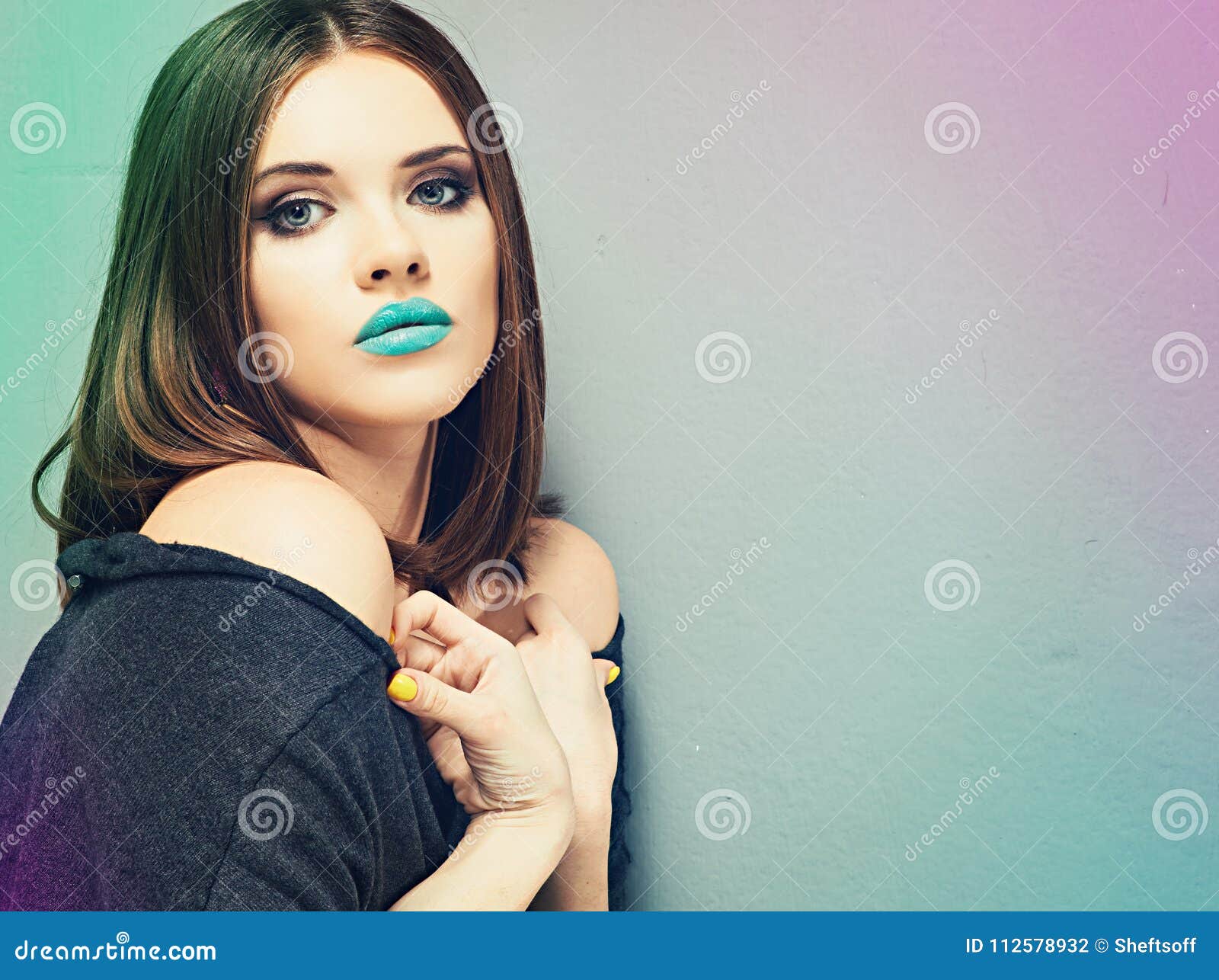 Belleza Moderna Cara De La Mujer Foto de archivo - Imagen de pelo ...