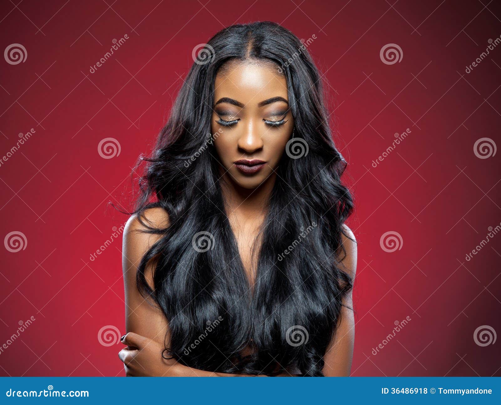 Belleza Negra Con El Pelo Rizado Elegante Foto de archivo - Imagen de ...