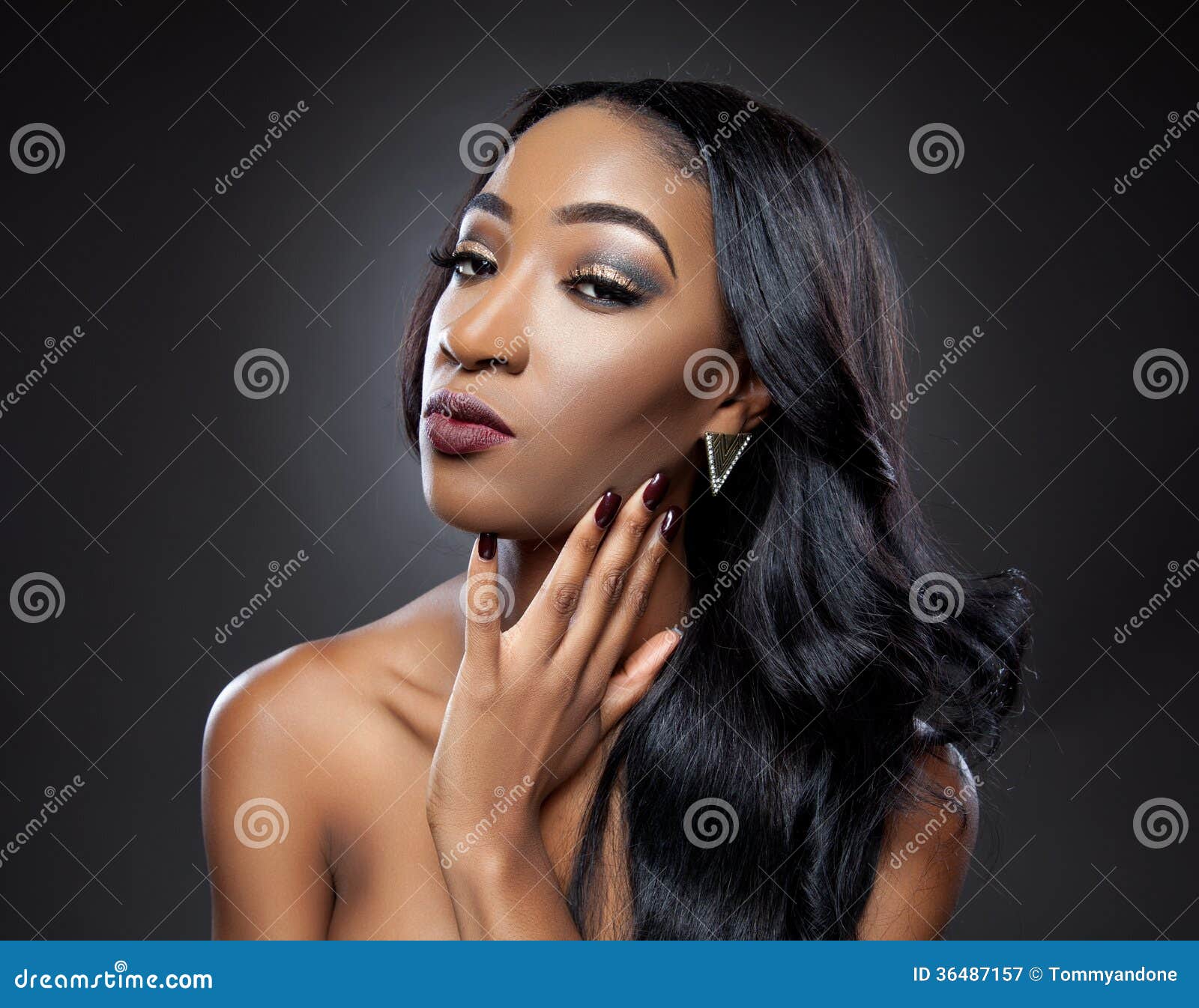 Belleza Negra Con El Pelo Rizado Elegante Imagen de archivo - Imagen de ...