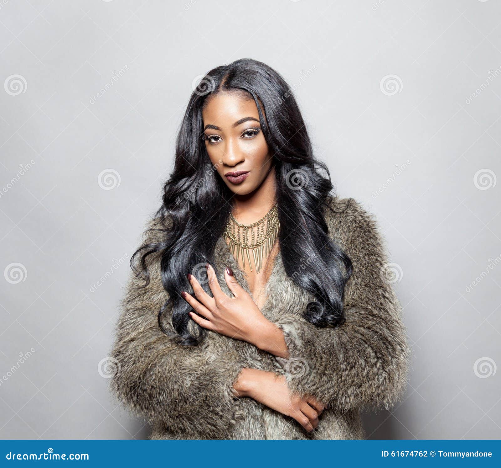 Belleza Negra Con El Pelo Rizado Elegante Foto de archivo - Imagen de ...