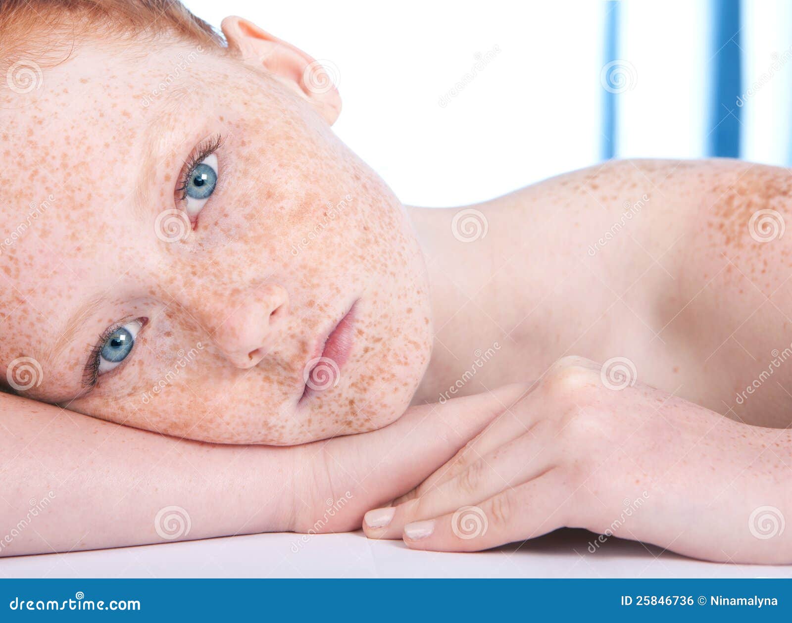 Belleza pecosa foto de archivo. Imagen de europeo, temerario - 25846736