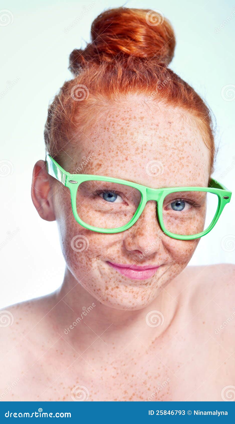 Belleza pecosa imagen de archivo. Imagen de rojizo, cristales - 25846793