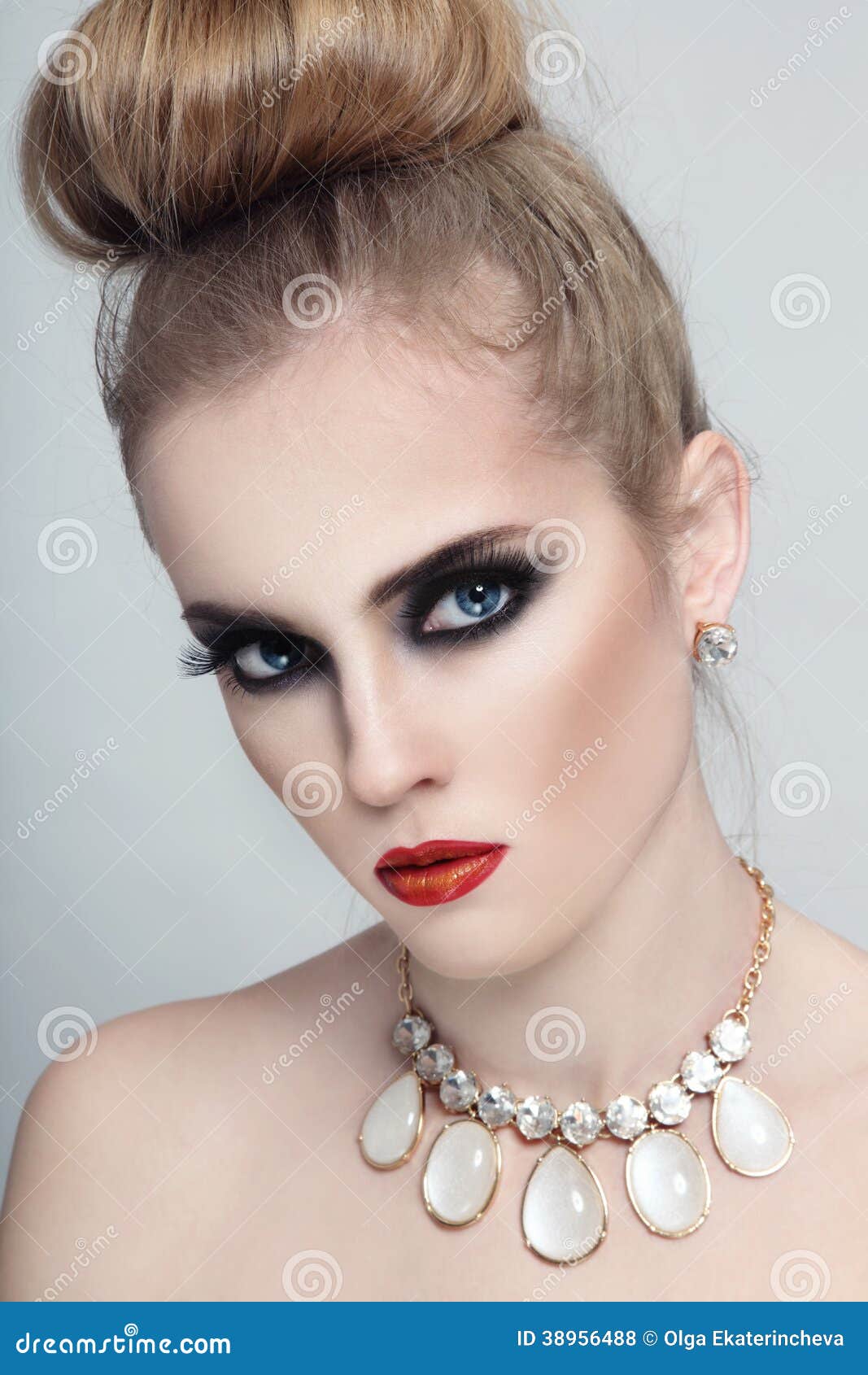 Bellezza alla moda fotografia stock. Immagine di fascino - 38956488