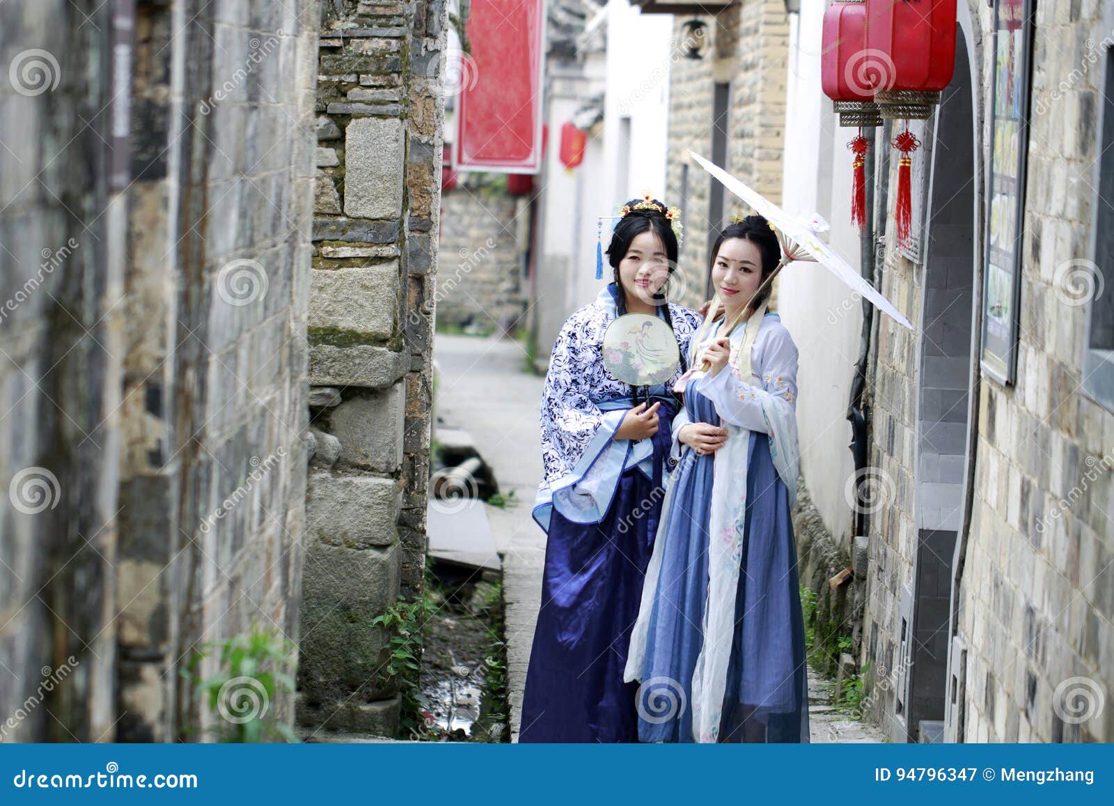 Bellezza Classica in Cina, Confidente in Vestito Da Hanfu Immagine ...