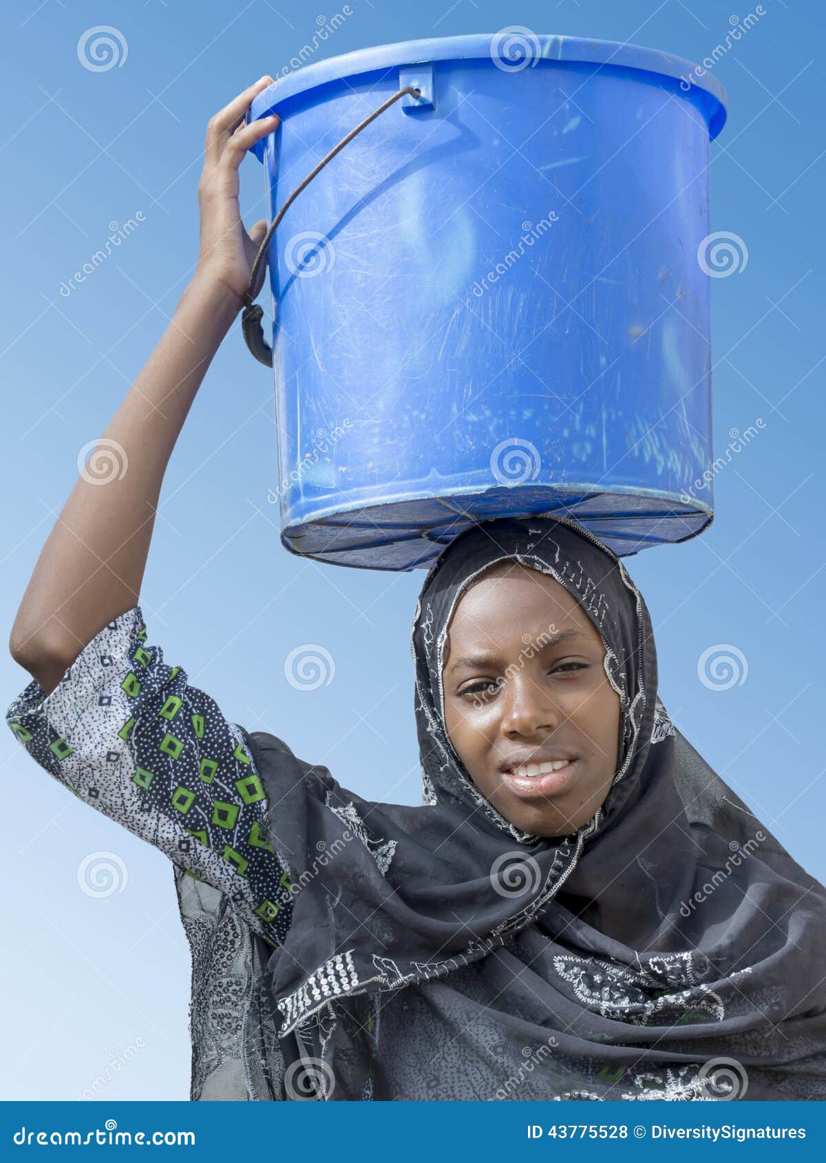 Bellezza Di Afro Che Porta Un Secchio Di Acqua Fotografia Stock ...