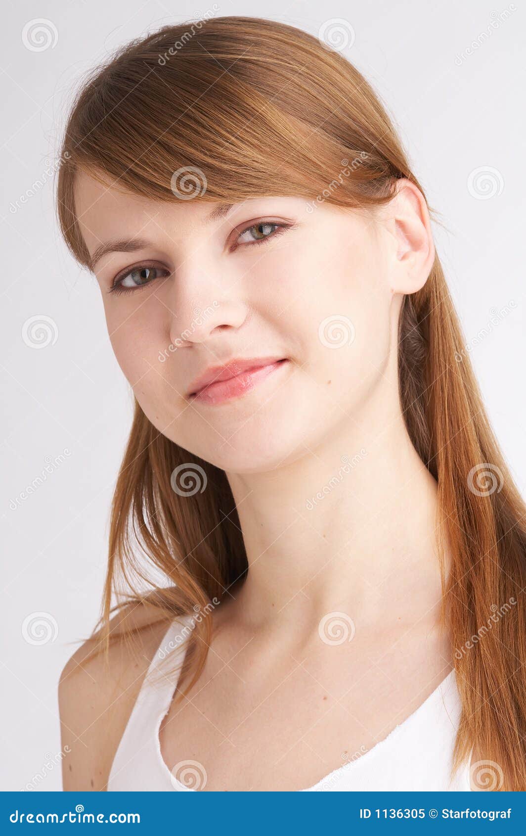 Bellezza femminile immagine stock. Immagine di brunetta - 1136305