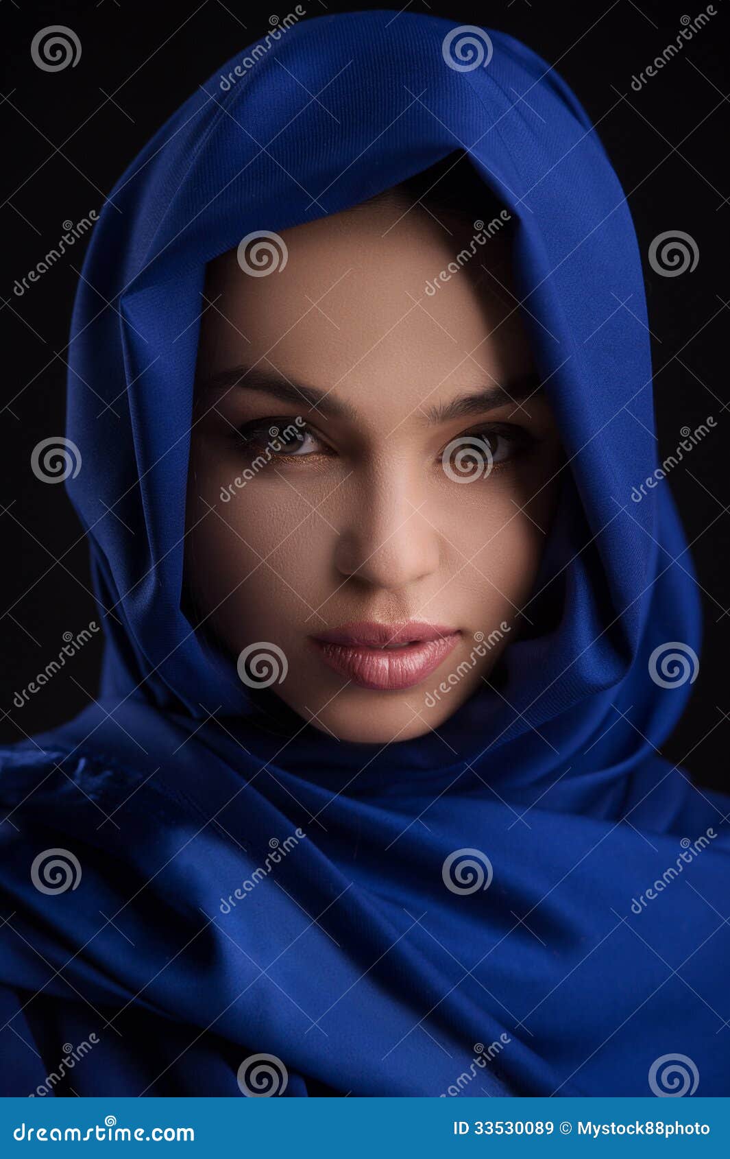 Bellezza in panno blu. immagine stock. Immagine di scena - 33530089