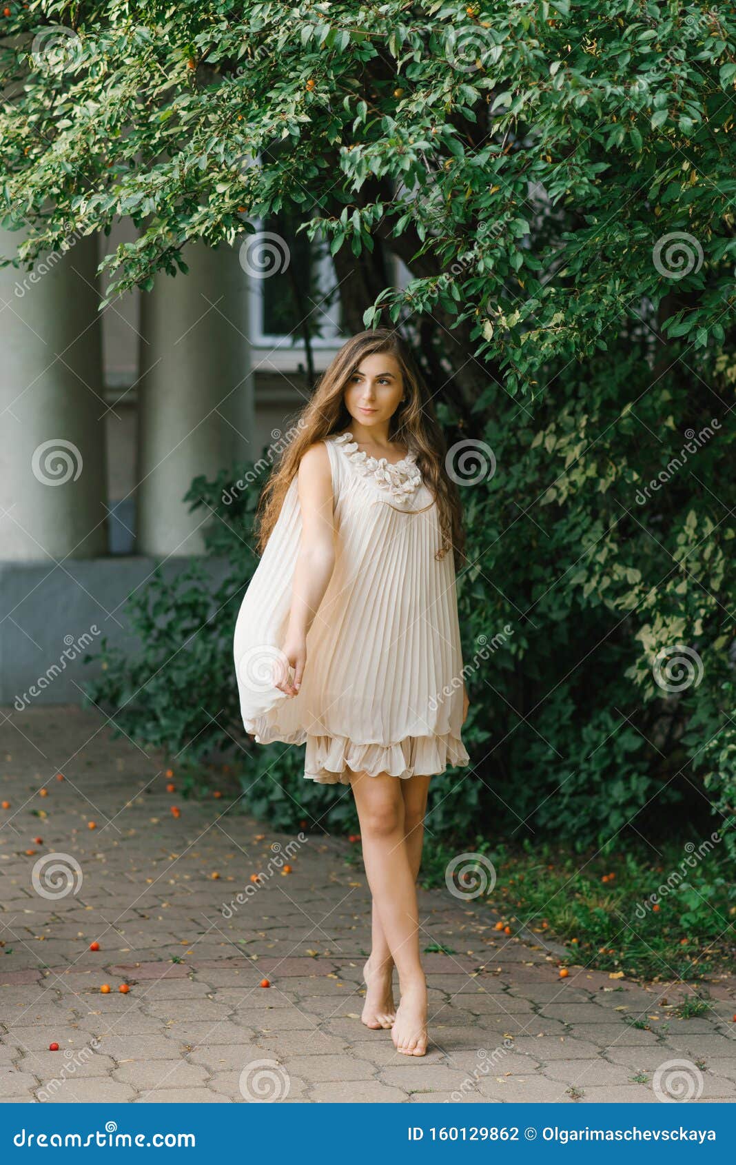Bellissima Ragazza In Abito Di Beige Volante Romantico Si Mette A Piedi