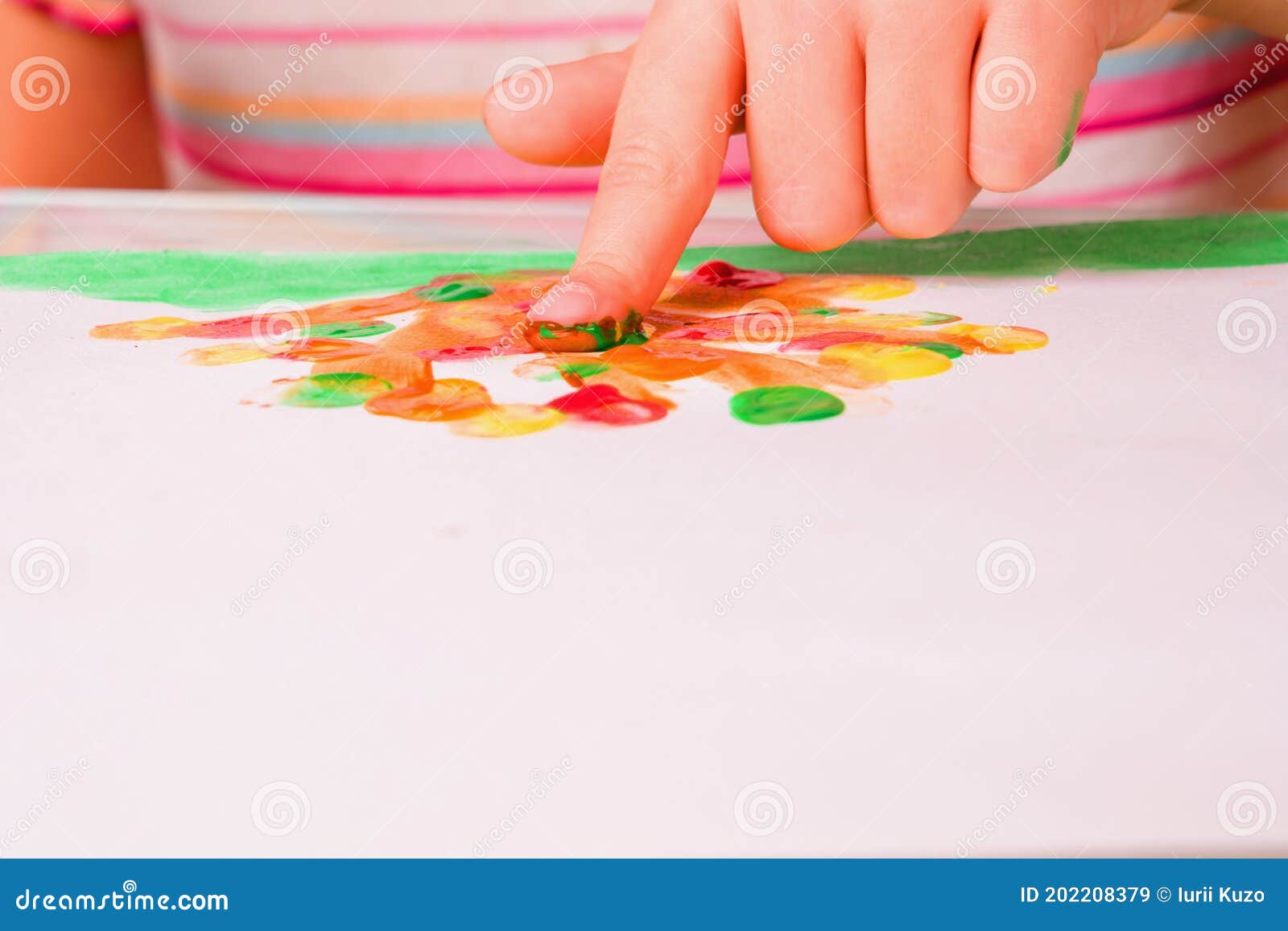 Bellissima Ragazza Che Dipinge Un Quadro in Studio Con Mani E Dita ...