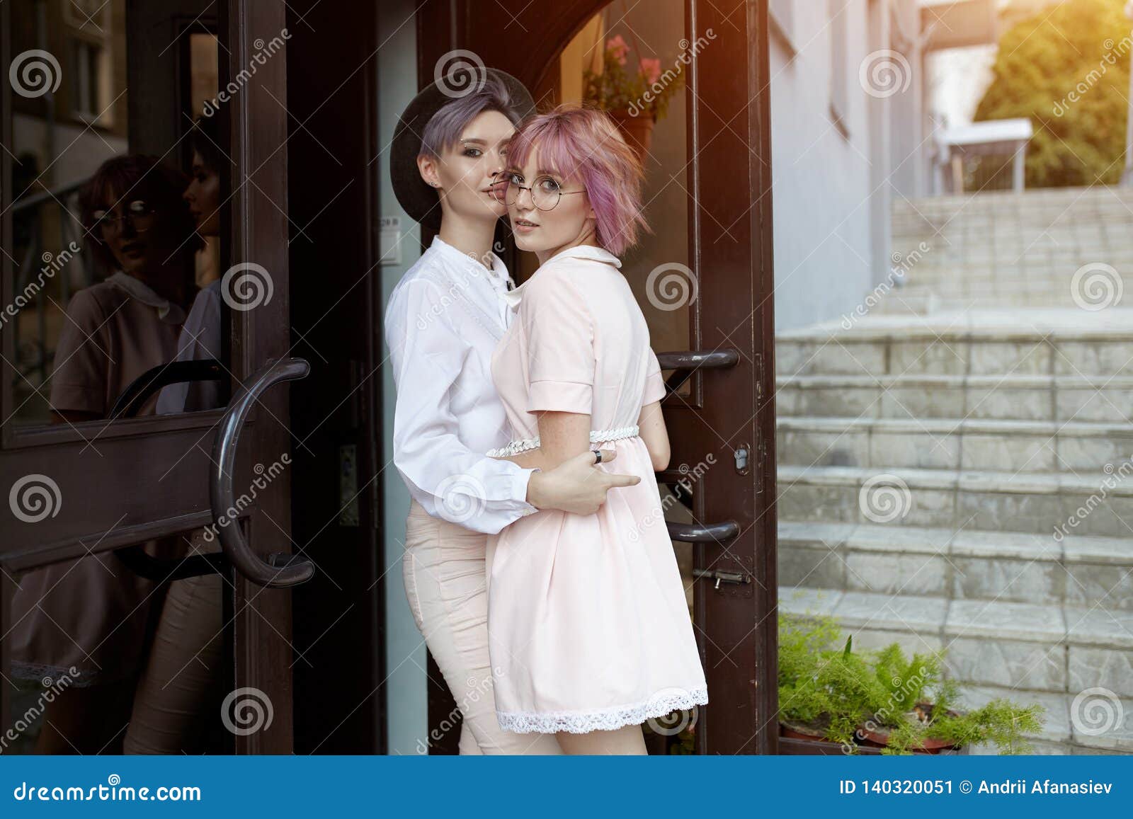 Bello Abbracciare Lesbico Delle Coppie Amore E Passione Fra Le Due