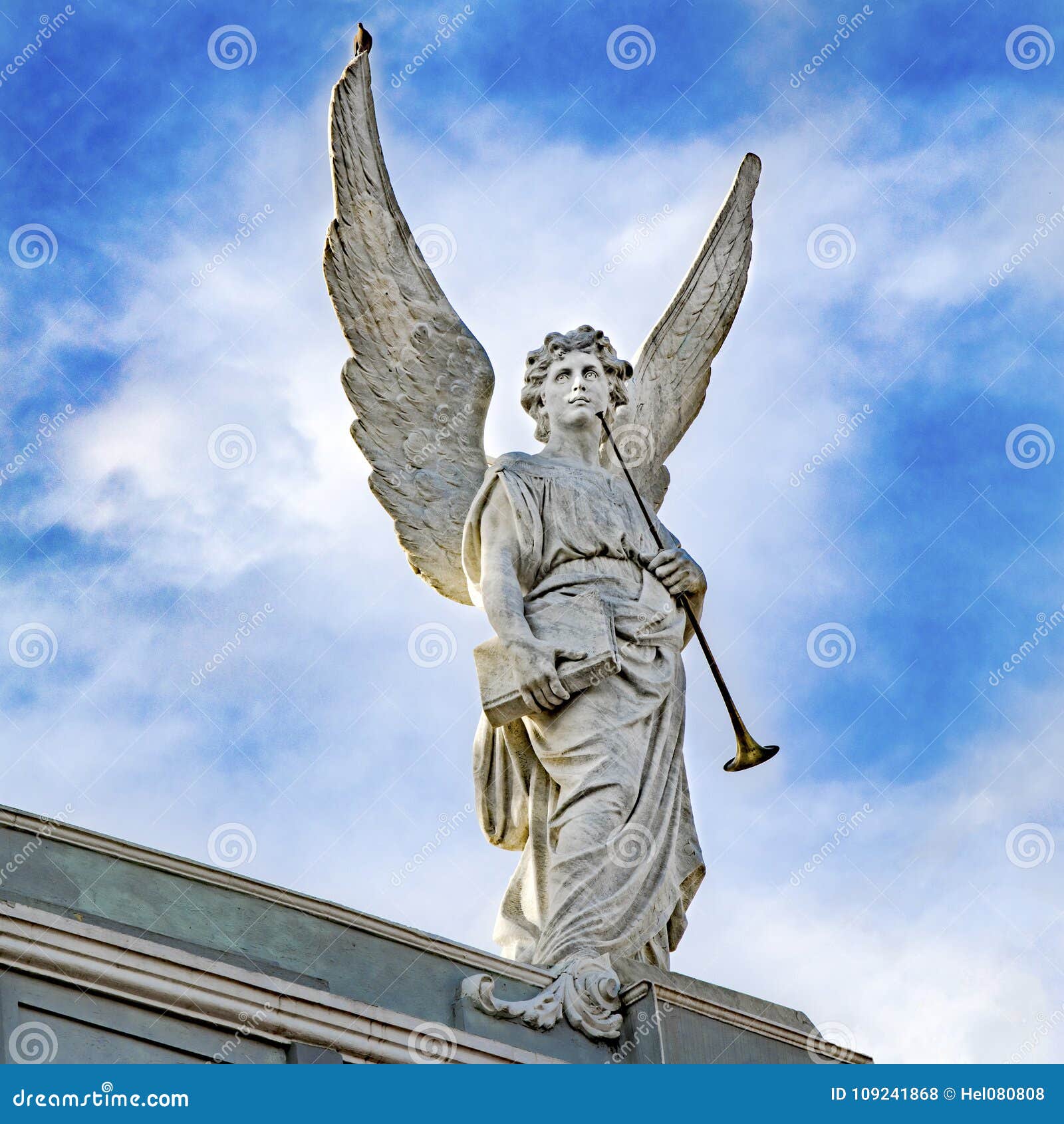 Bello Angelo Con Le Ali Enormi Fotografia Stock - Immagine di ...