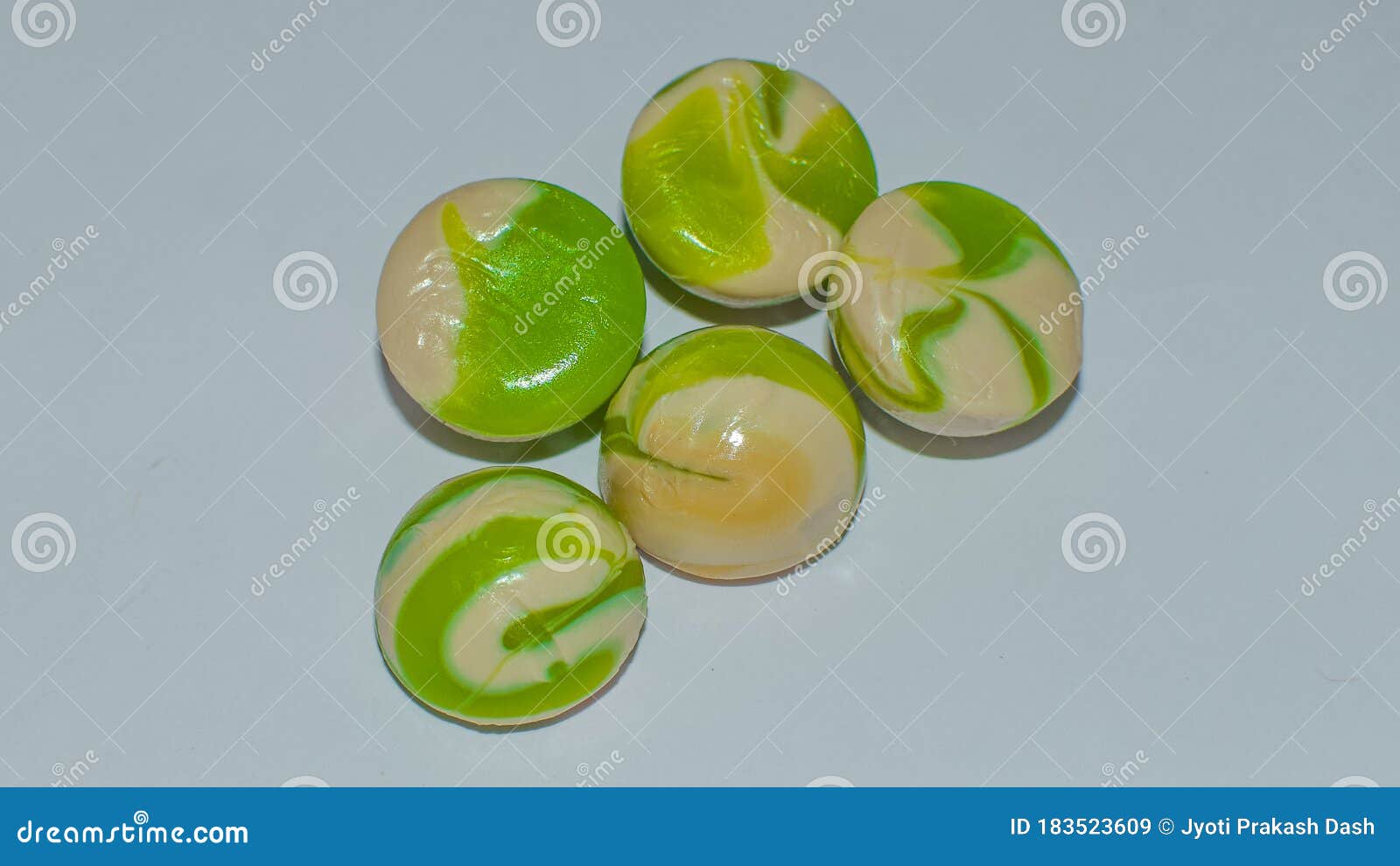 Bello Chocolate Blanco Y Amarillo De Color. Imagen de archivo - Imagen ...