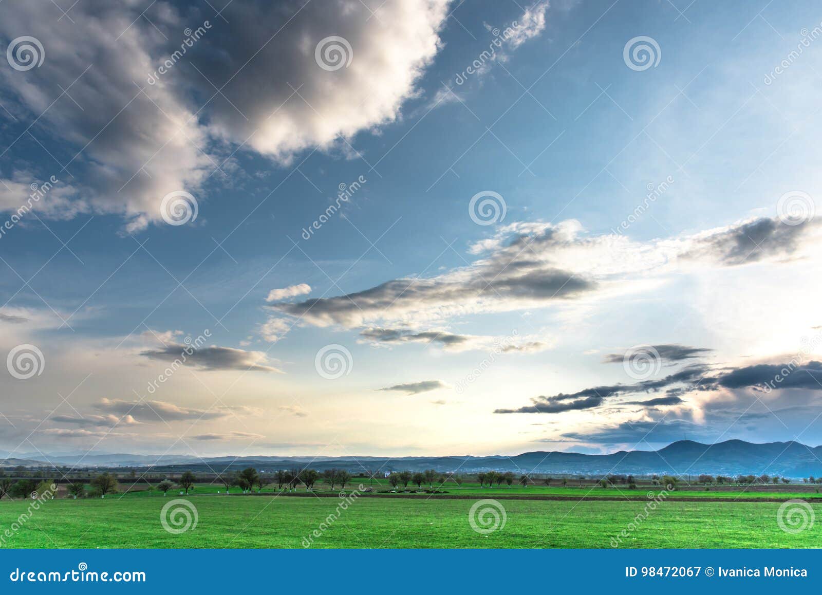 Bello cielo immagine stock. Immagine di acqua, montagne - 98472067