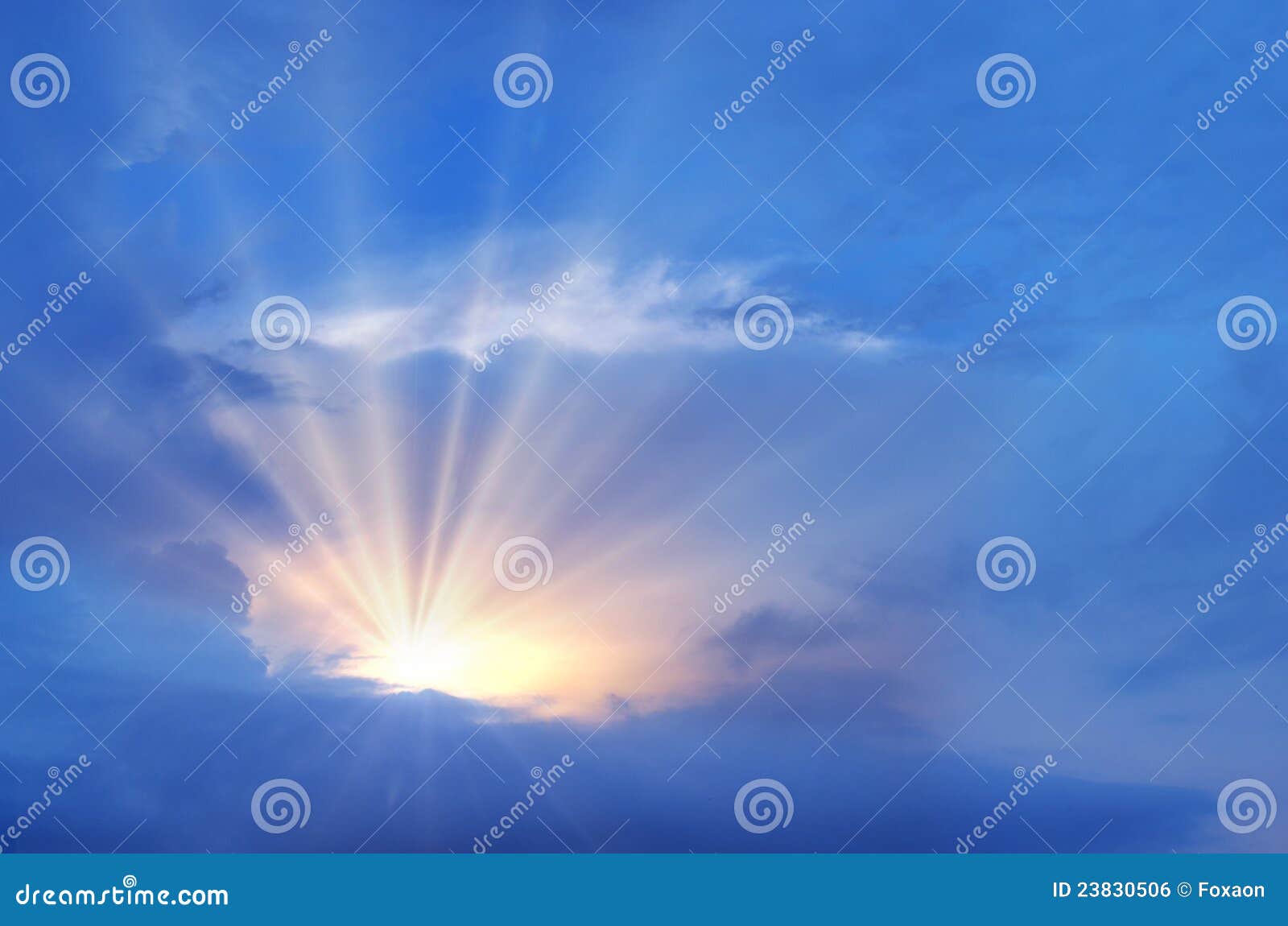 Bello Cielo Blu Con Il Sole E Le Nubi Fotografia Stock - Immagine di ...