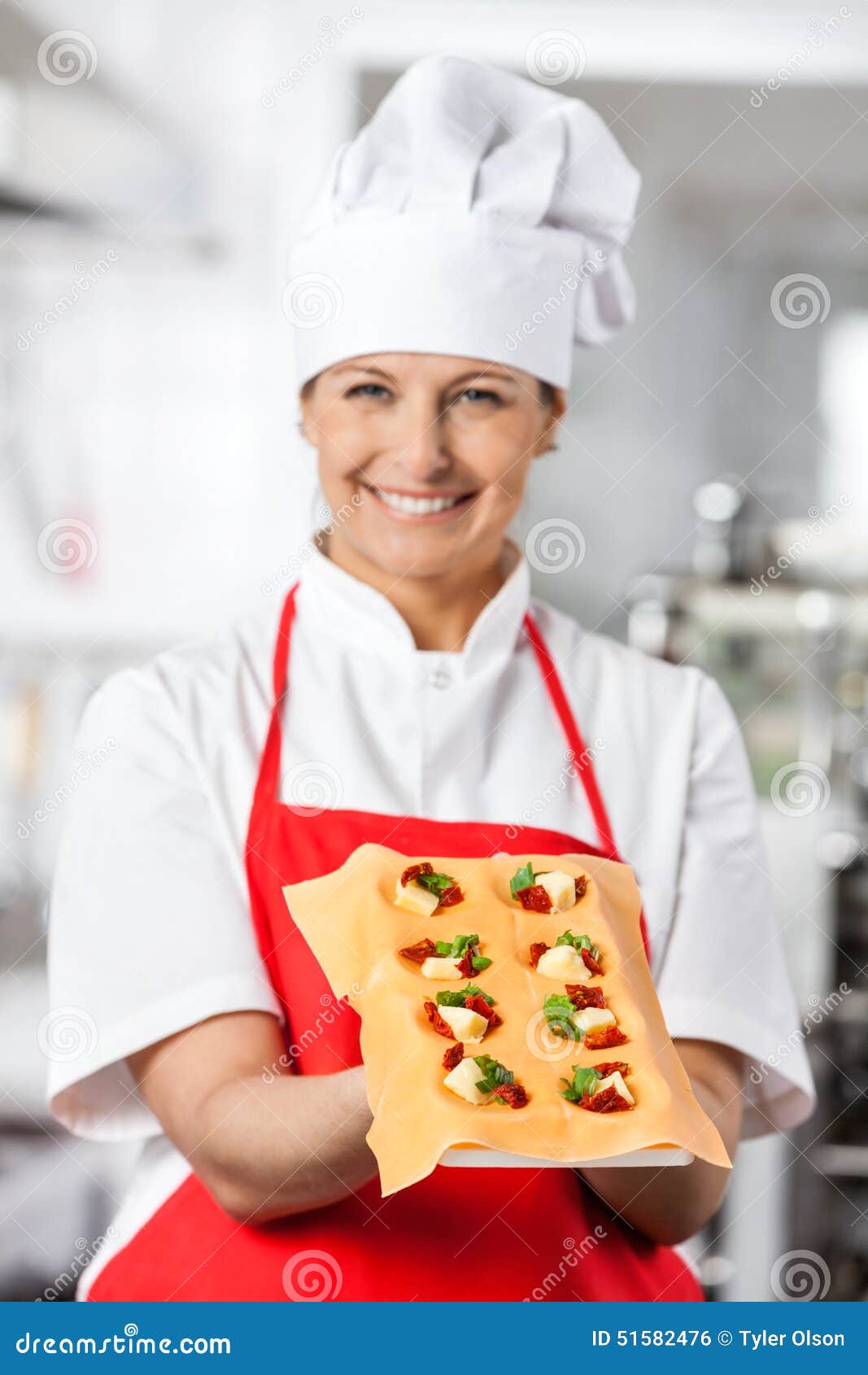 Bello Cuoco Unico Presenting Tray with Stuffed Pasta Fotografia Stock ...