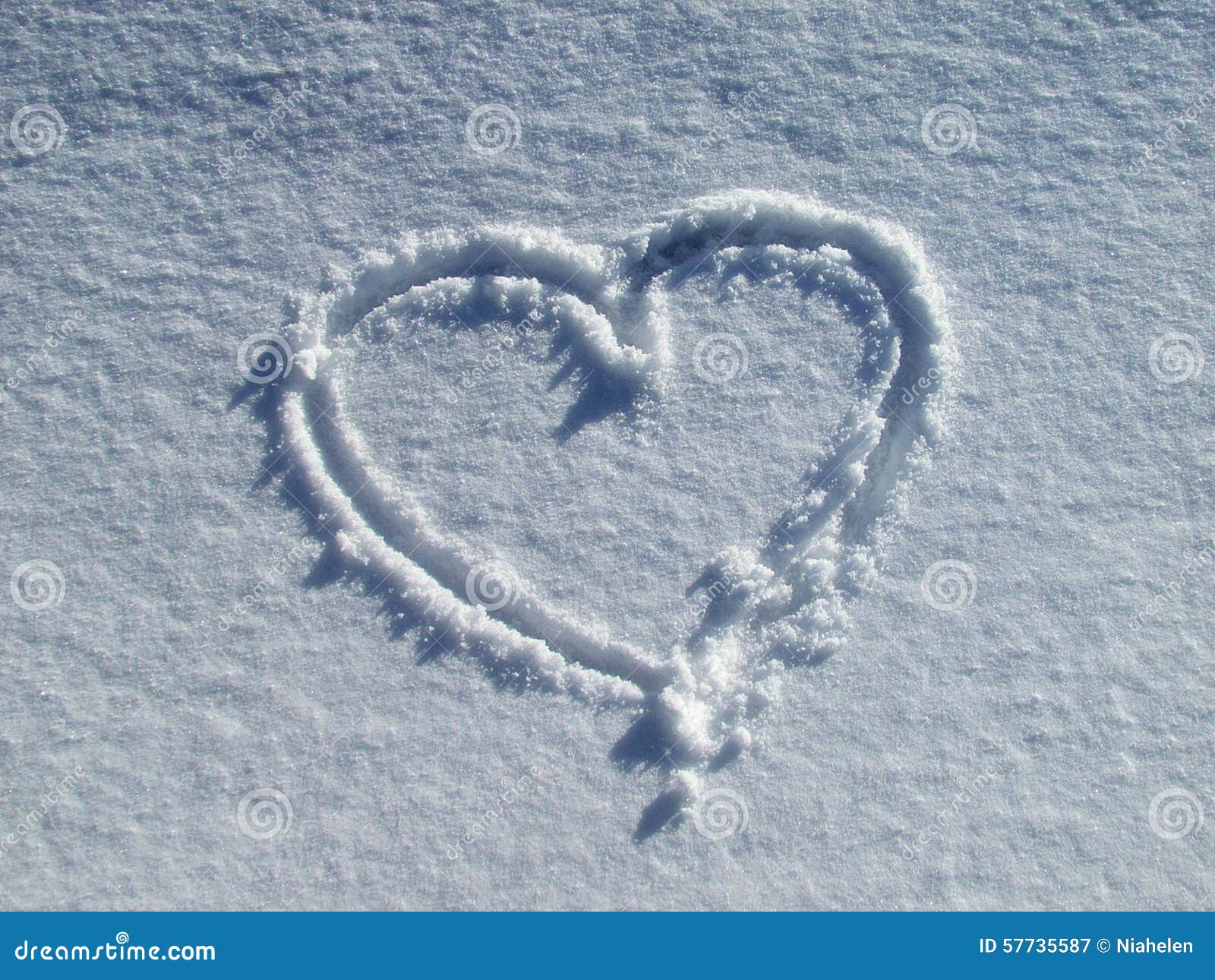 Bello cuore nella neve immagine stock. Immagine di cuore - 57735587