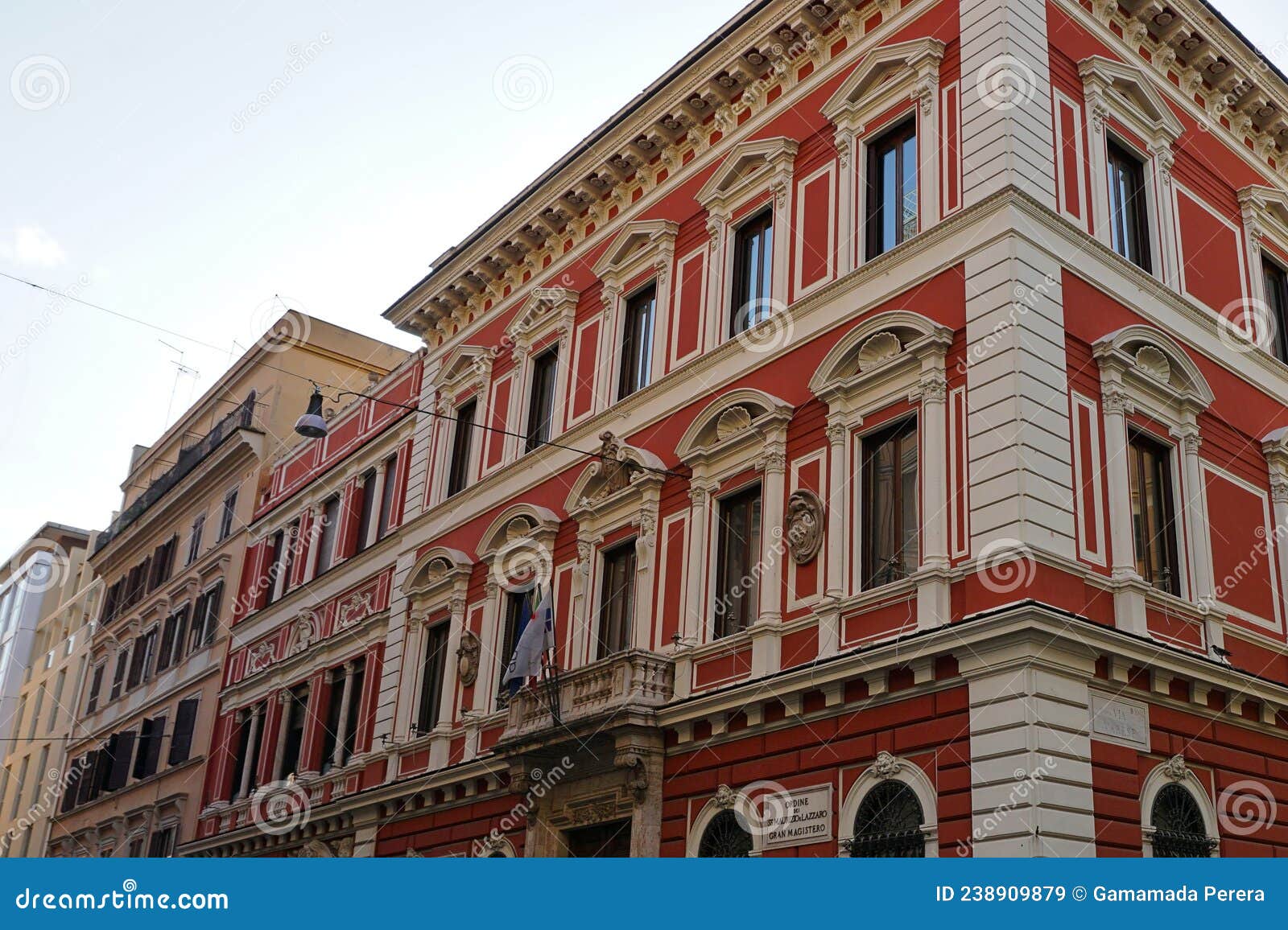 Bello Edificio De Color Rojo En Italia Roma Imagen de archivo editorial ...