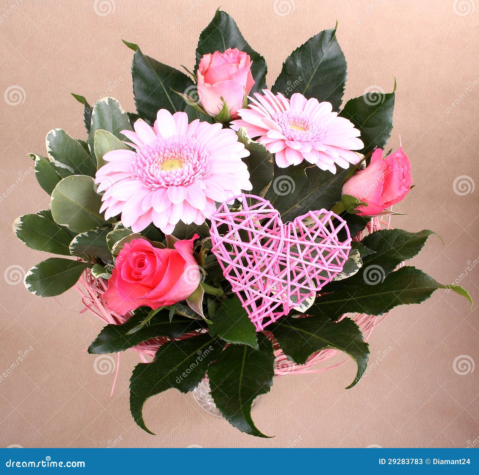 Bello Mazzo Del Fiore Con Cuore E Le Rose Immagine Stock - Immagine di ...