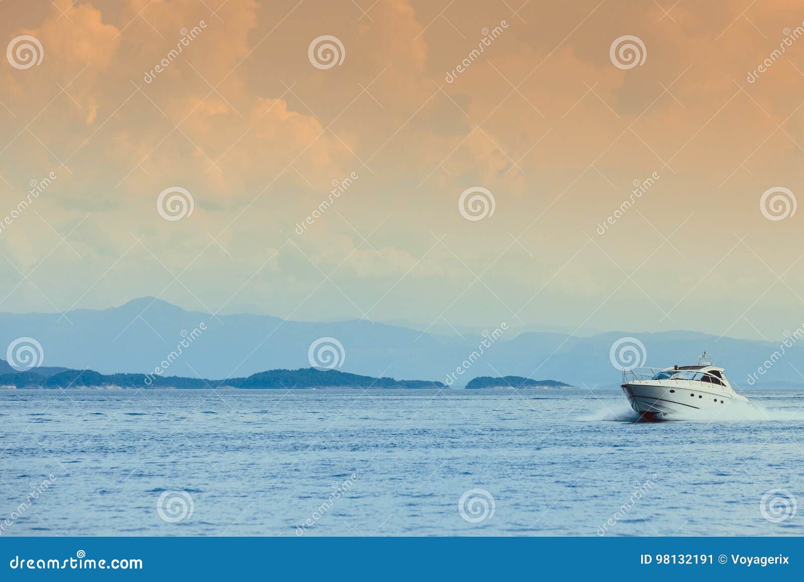 Bello Orizzonte E Barca Di Mare Di Vista Sul Mare Immagine Stock ...