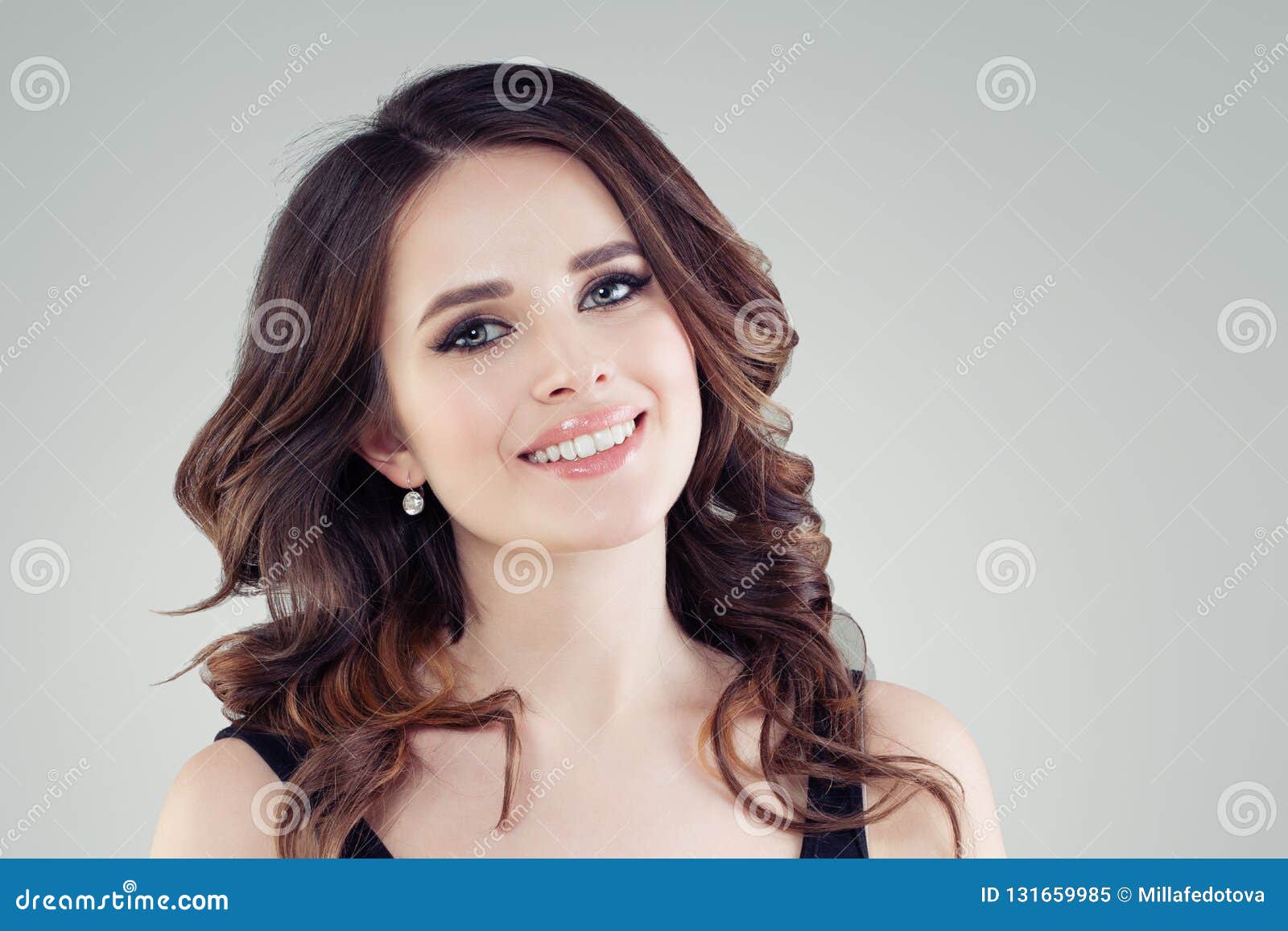 Bello Primo Piano Femminile Del Fronte Ritratto Sorridente Della ... Bello Primo Piano Femminile Del Fronte Ritratto Sorridente Della ...