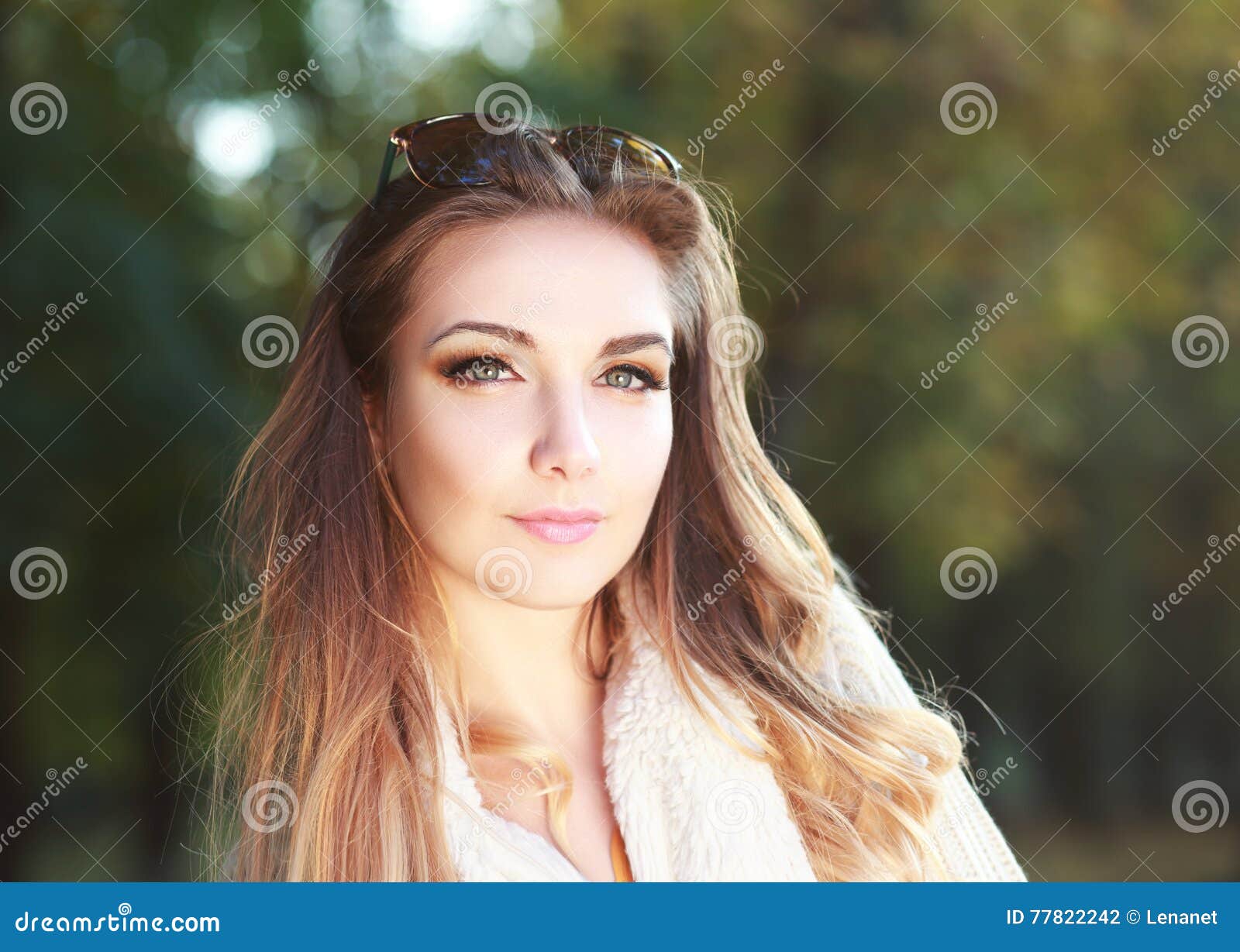 Bello ritratto della donna fotografia stock. Immagine di sguardo - 77822242