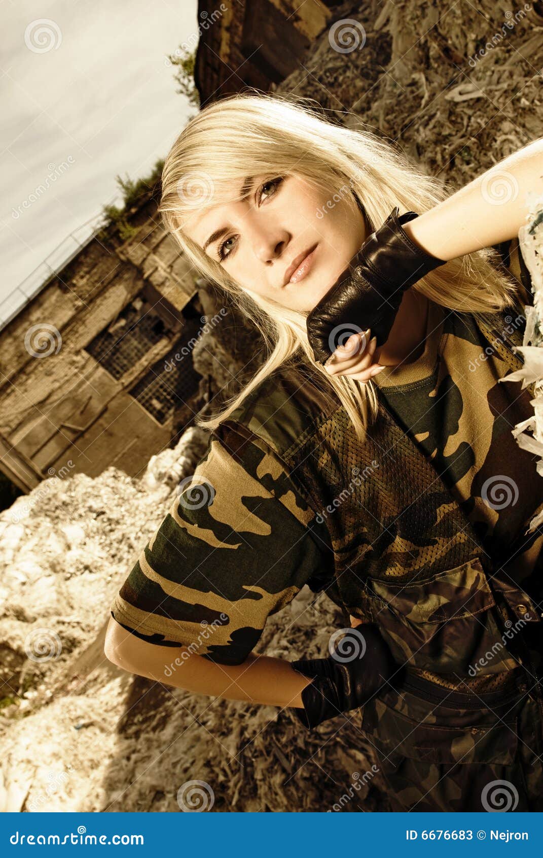 Bello soldato della donna immagine stock. Immagine di conflitto - 6676683