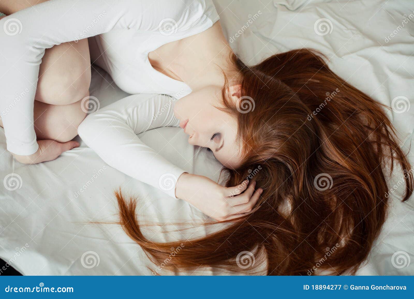 Bello Sonno Red-haired Della Ragazza Sulla Base Immagine Stock ...