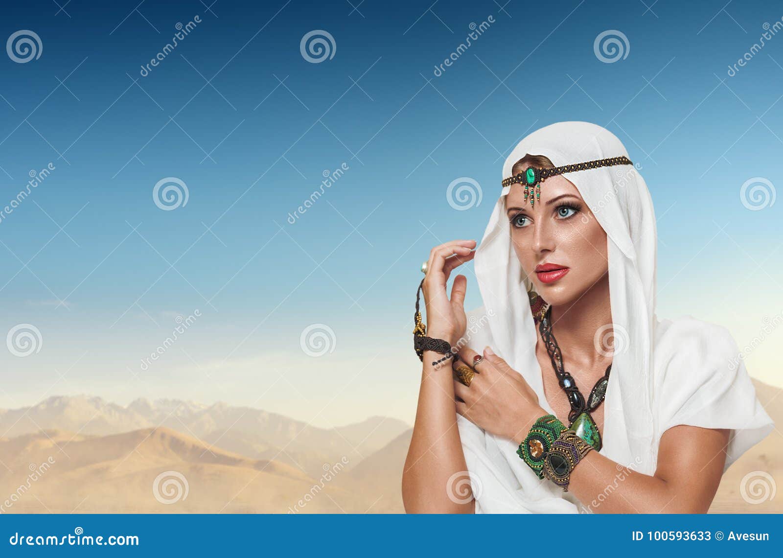 Bello Stile Di Arabo Della Giovane Donna Immagine Stock - Immagine di ...