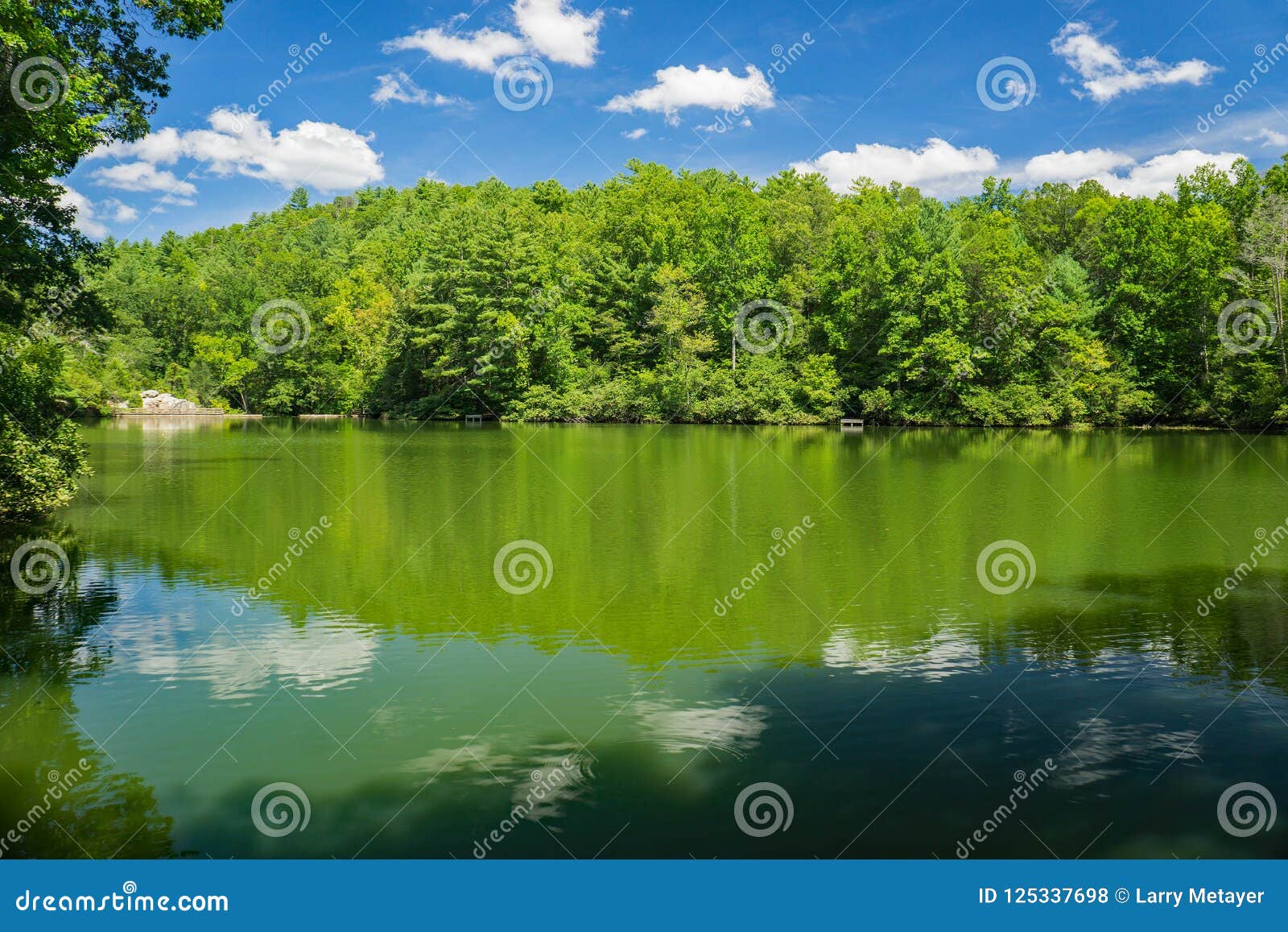 Bello Sunny Day Nel Lago Mountain Della Caverna Fotografia Stock ...
