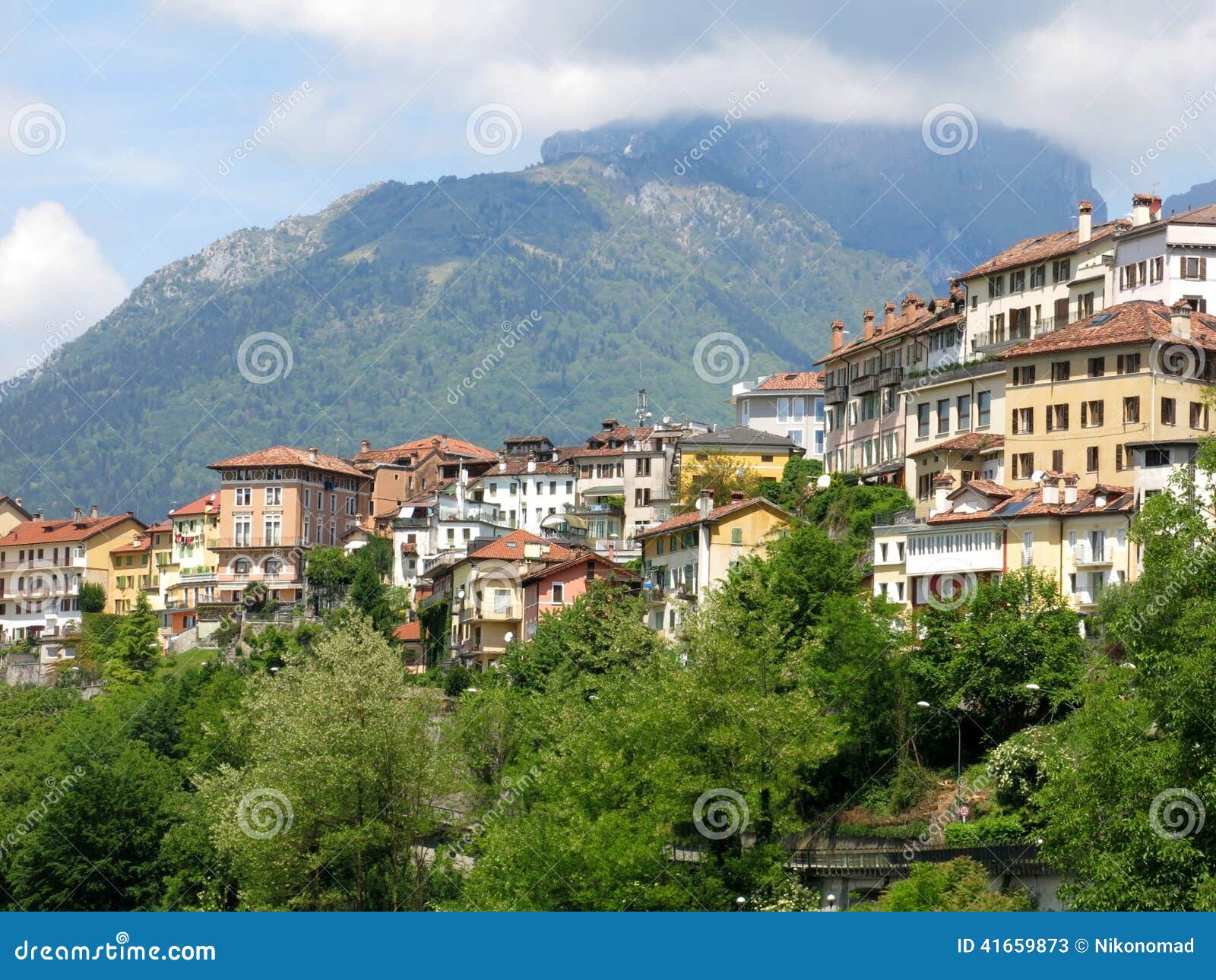 Belluno-Dorf-Stadt Italien stockbild. Bild von alpin - 41659873