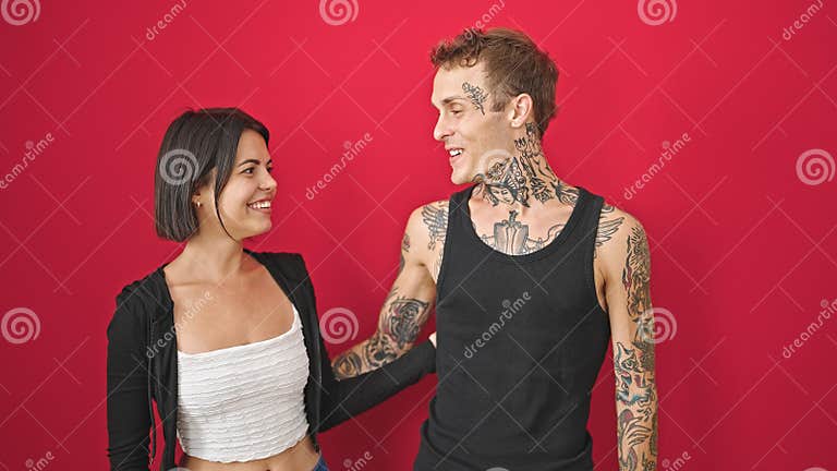 Belo Casal Sorrindo Confiante Falando Sobre O Fundo Vermelho Isolado Foto De Stock Imagem De