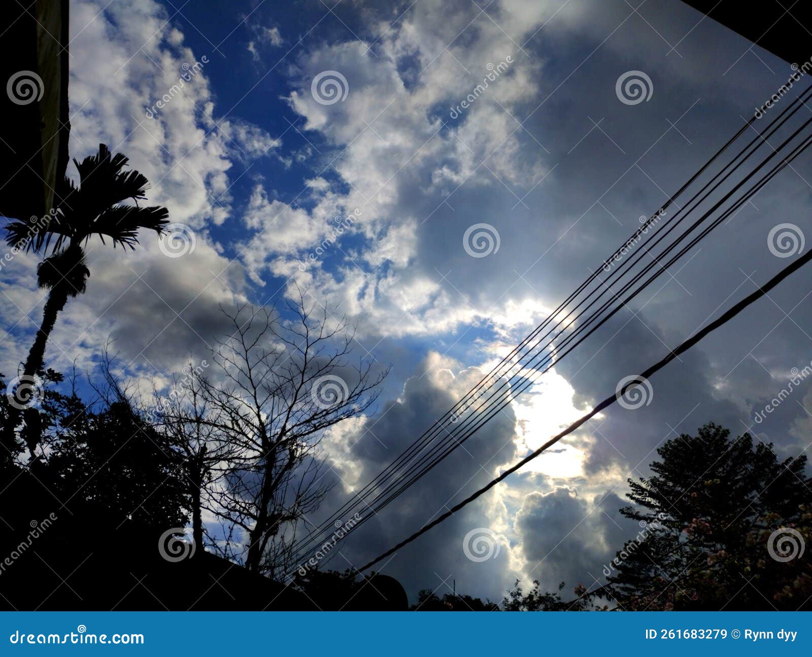 Belo Dia Nublado Com Boa Luz Imagem de Stock - Imagem de lindo, nublado ...