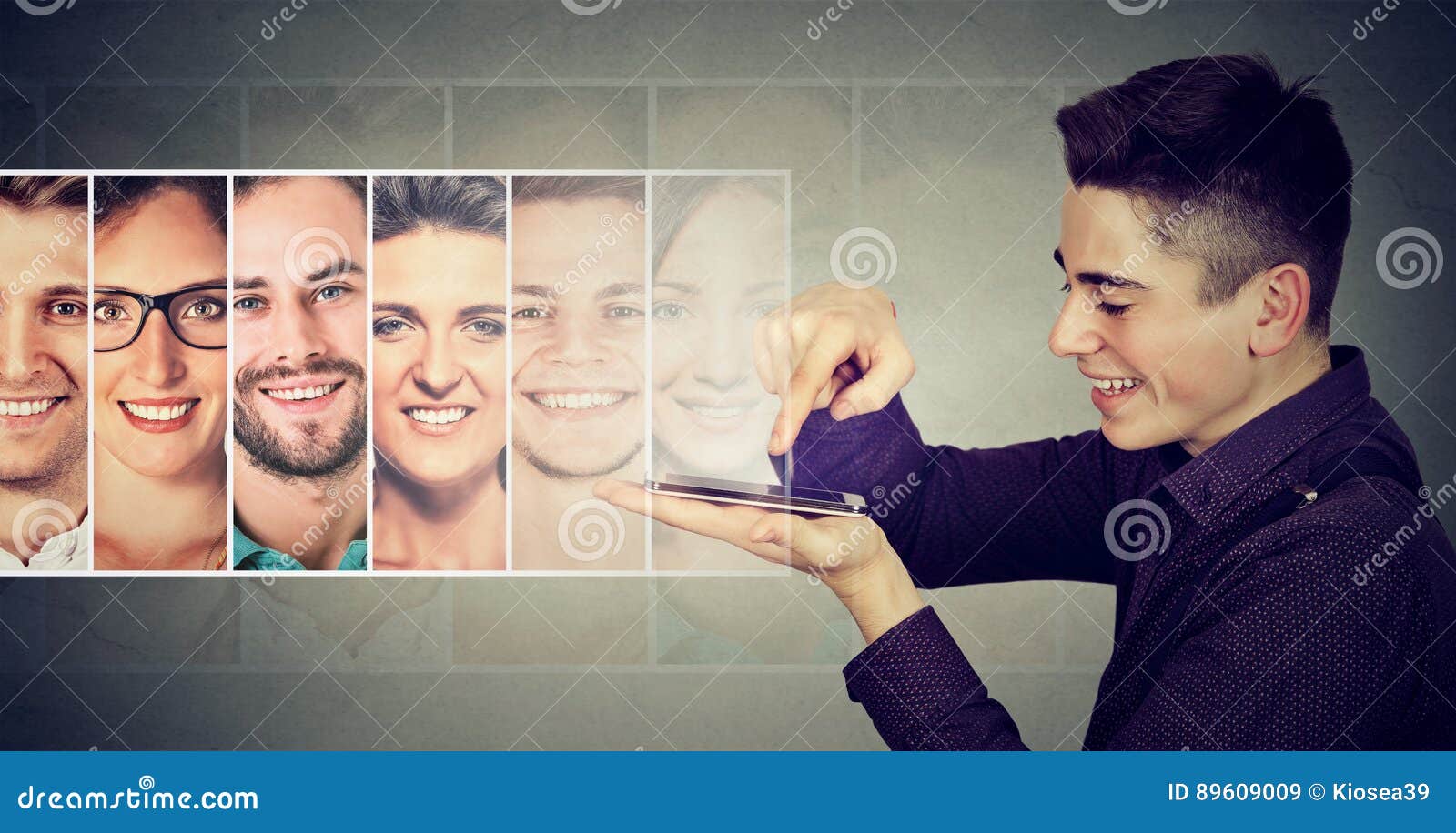 Bemannen Sie Das Anrufen Oder Das Schicken Gruppe Sms Seiner Freunde ...