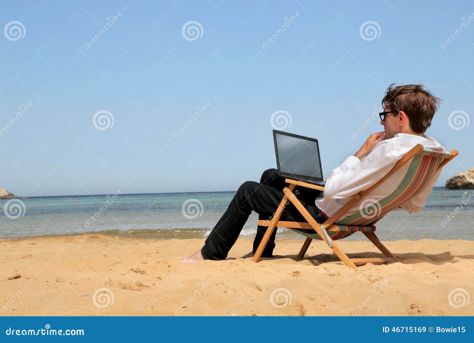 Bemannen Sie Das Arbeiten an Seinem PC am Strand Stockbild - Bild von ...
